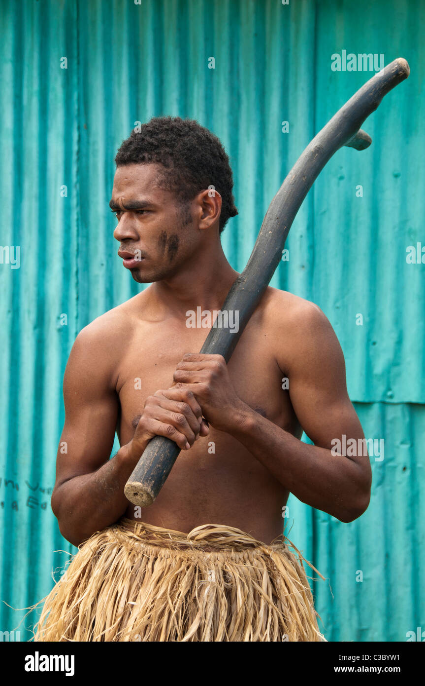 Inosi Navoto avec guerrier club de l'accueil des visiteurs à Lawai ...