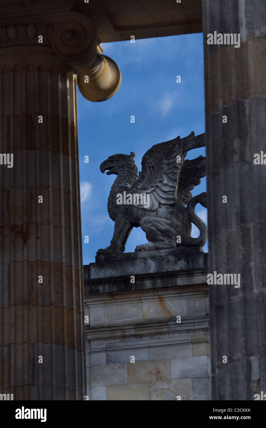 Statue d'un Griffon et d'une majestueuse créature légendaire avec la ...