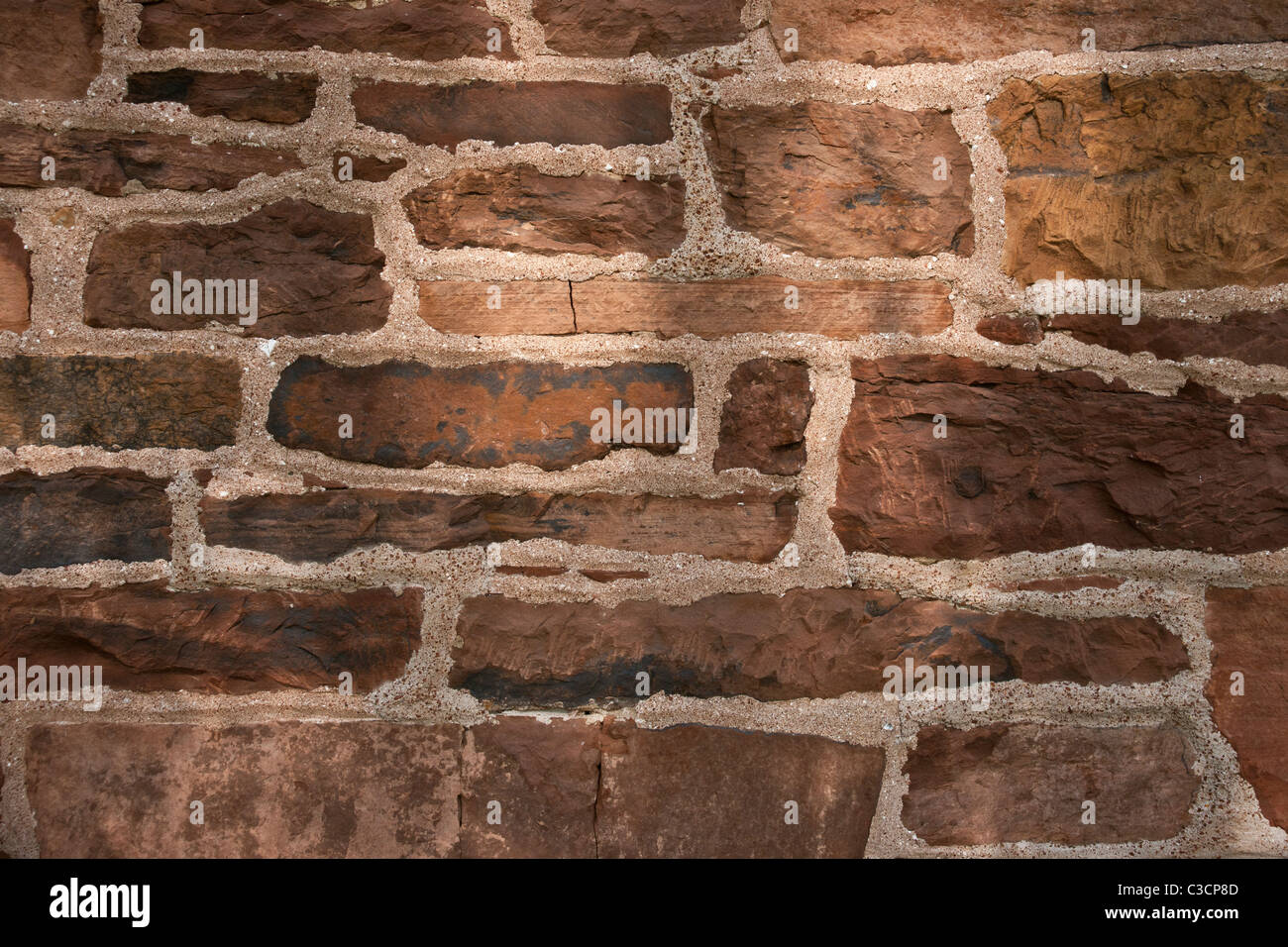 Ombres projetées sur le mur de pierre de la maison en pierre historique ...