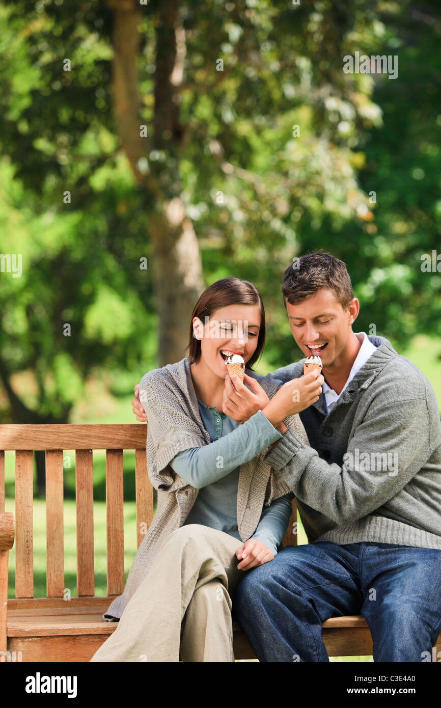 Couple assis en train de manger de la glace Banque de photographies et d’images à haute ...