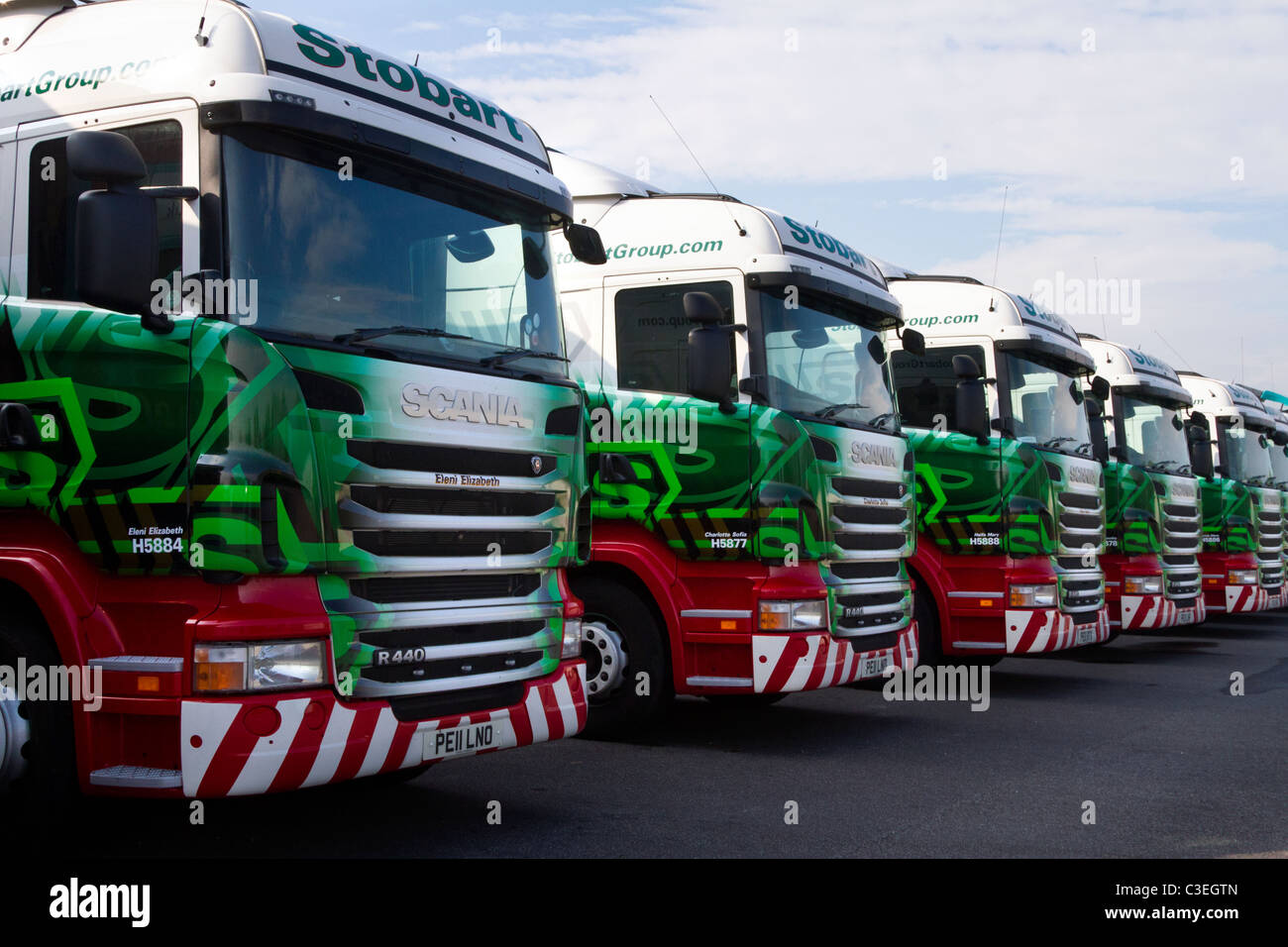 Rangée de tracteurs R440 Eddie Stobart Scania HGV en stationnement ...