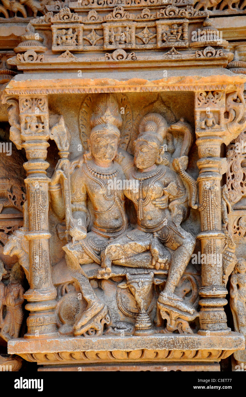 Shiva Parvati, dieux hindous sculpture dans temple Nagada de Mewar ...