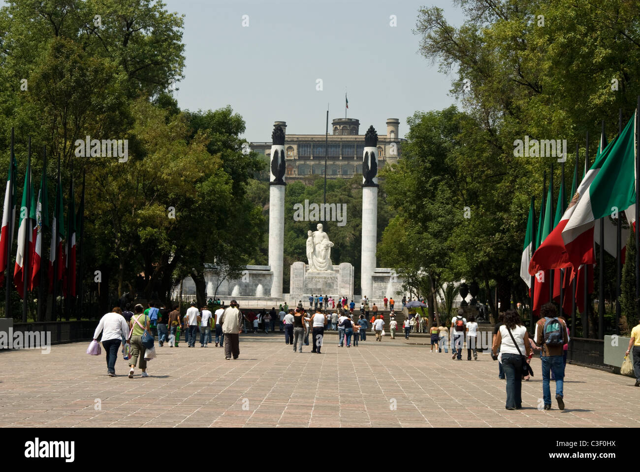 La ville de Mexico. Le parc de Chapultepec. Monument des Héros des ...