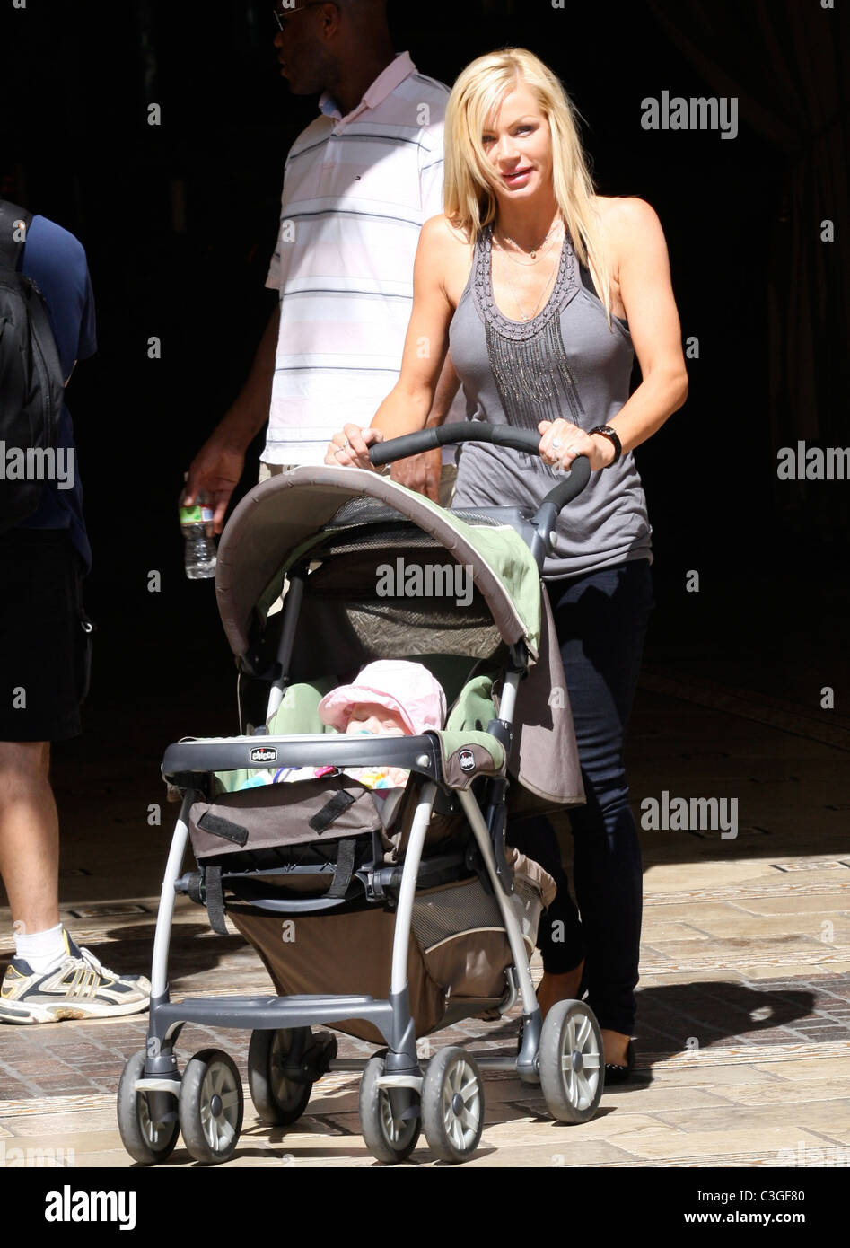 Nikki Ziering ancien "Playboy Playmate du mois shopping à Hollywood ...