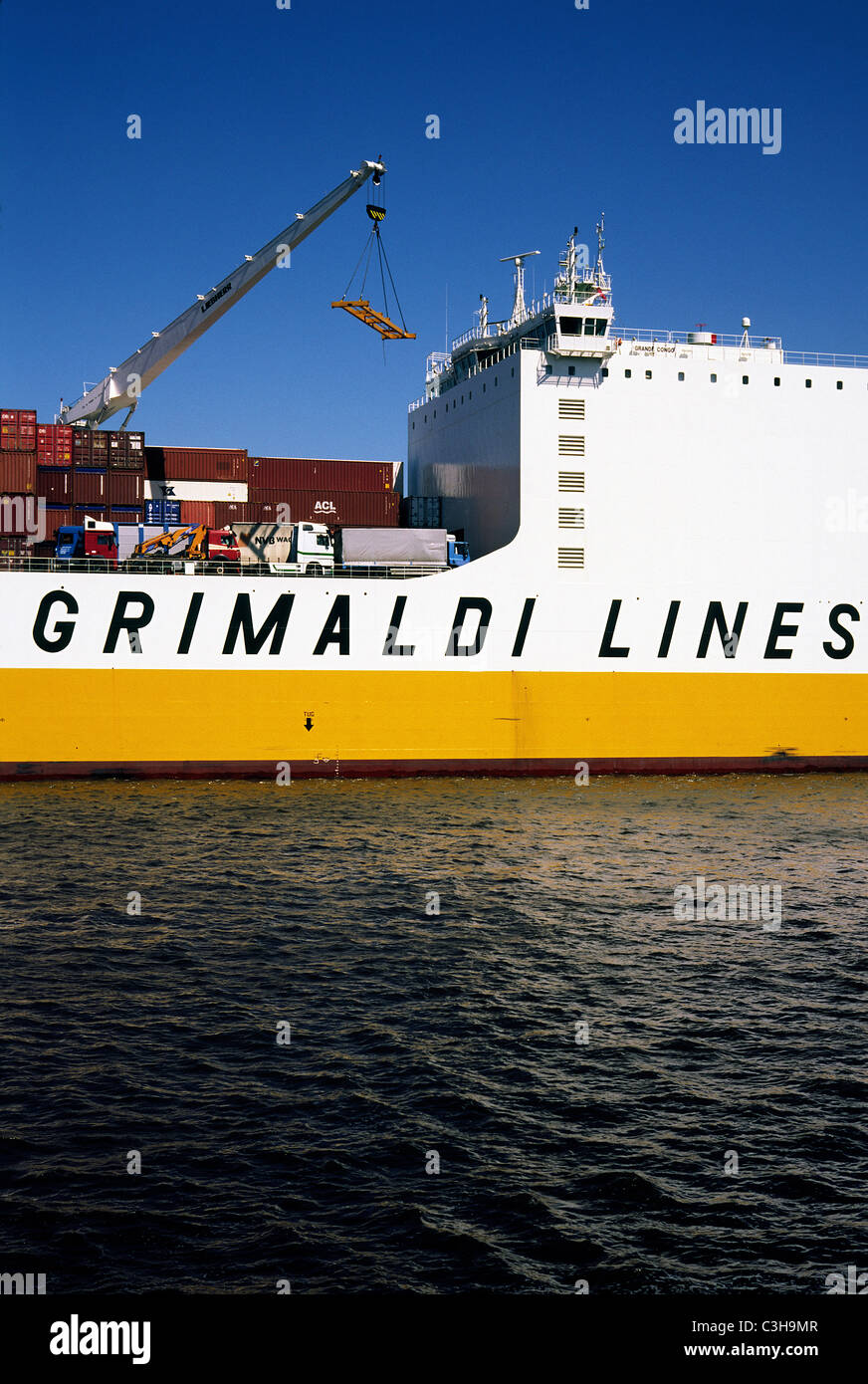 Grimaldi lines cargo container ship Banque de photographies et d’images ...