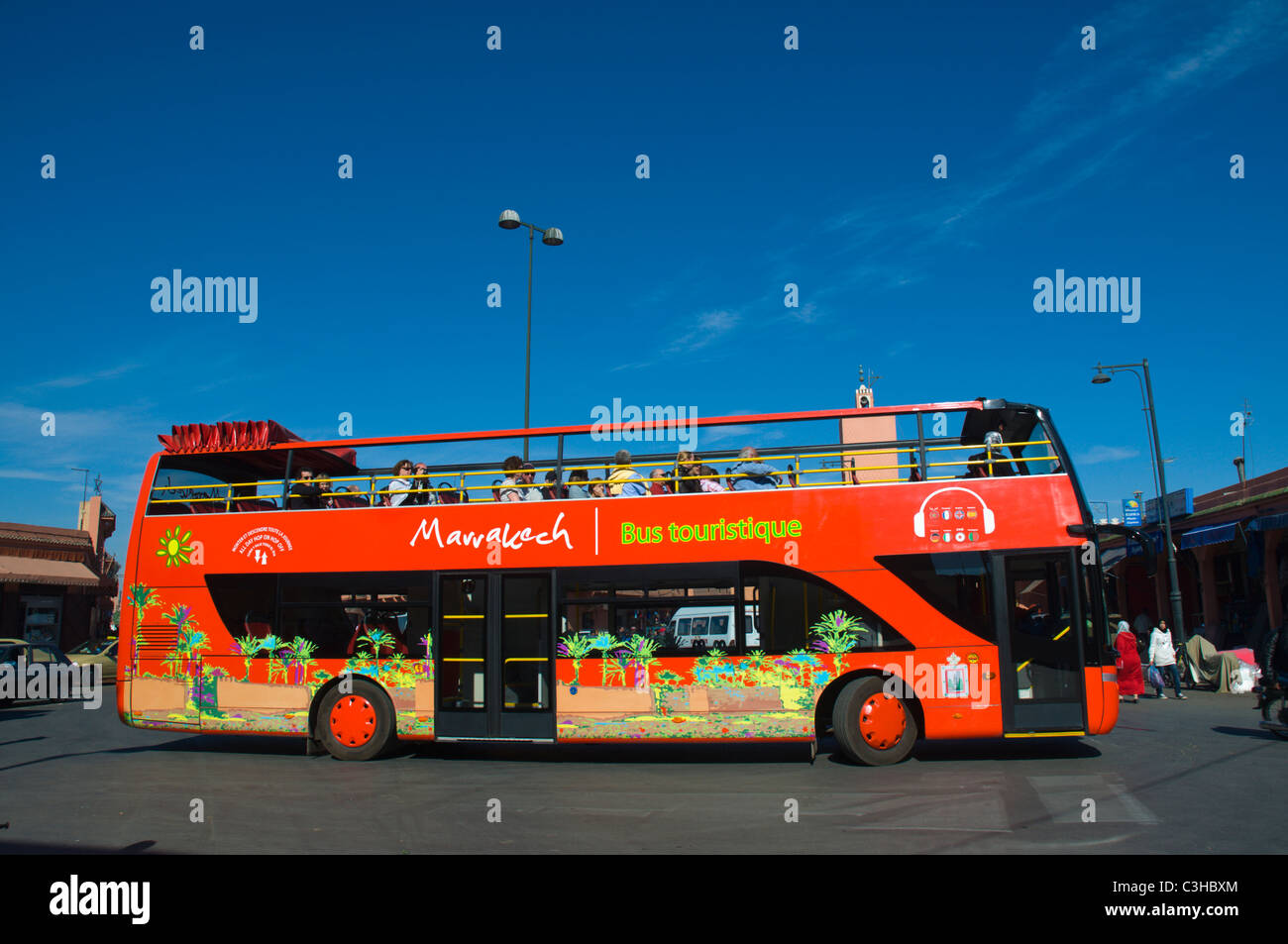 Tour bus touristiques de la vieille ville fortifiée de la Médina ...