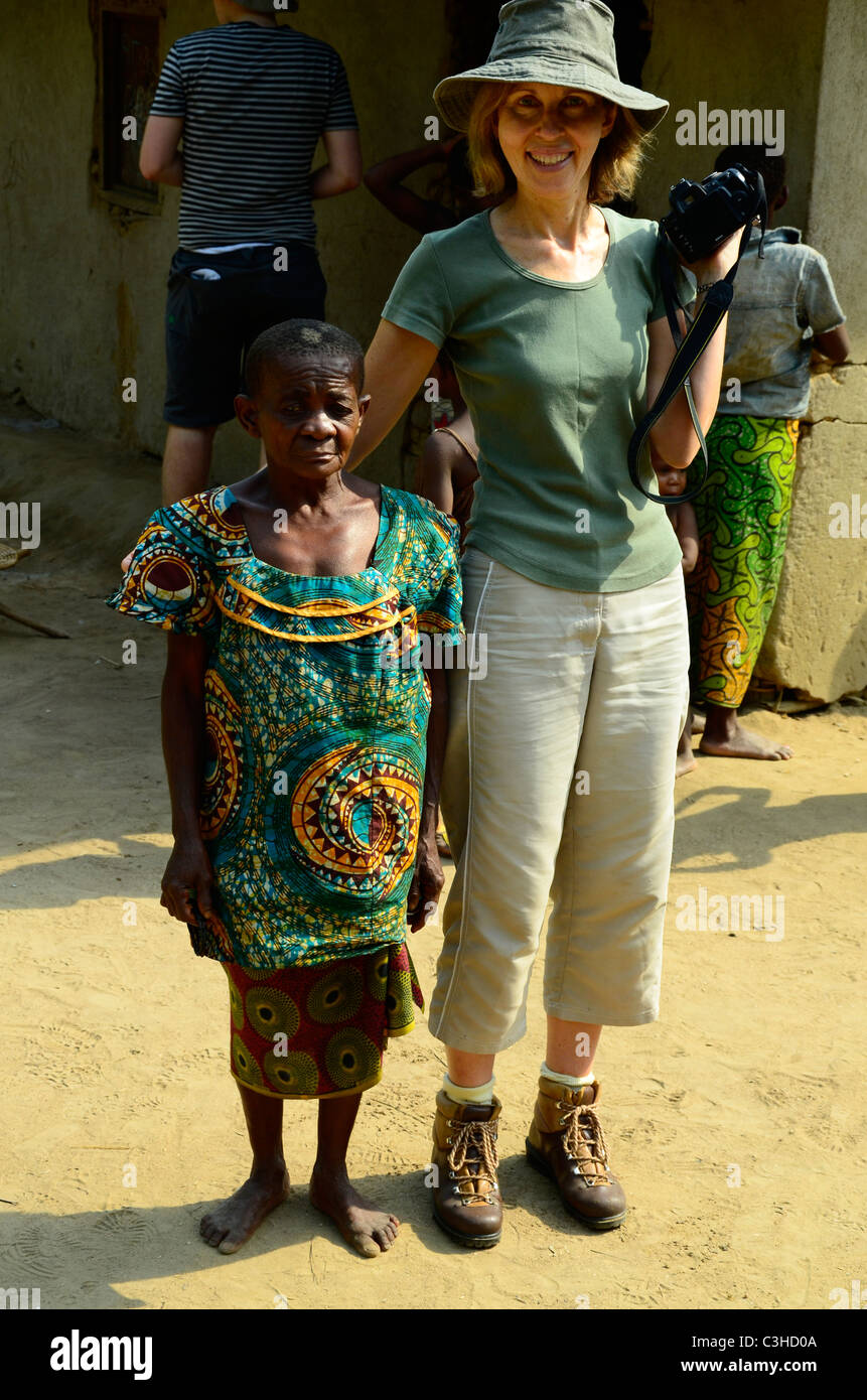 Les Pygmées Mbuti nomades vivent dans la jungle de l'Ituri le bassin du ...