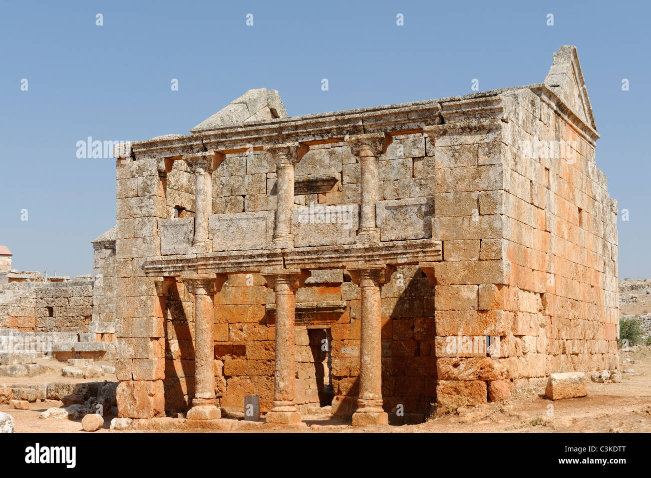 L'Andron ou mens salle de réunion avec son portique à double colonnade ...