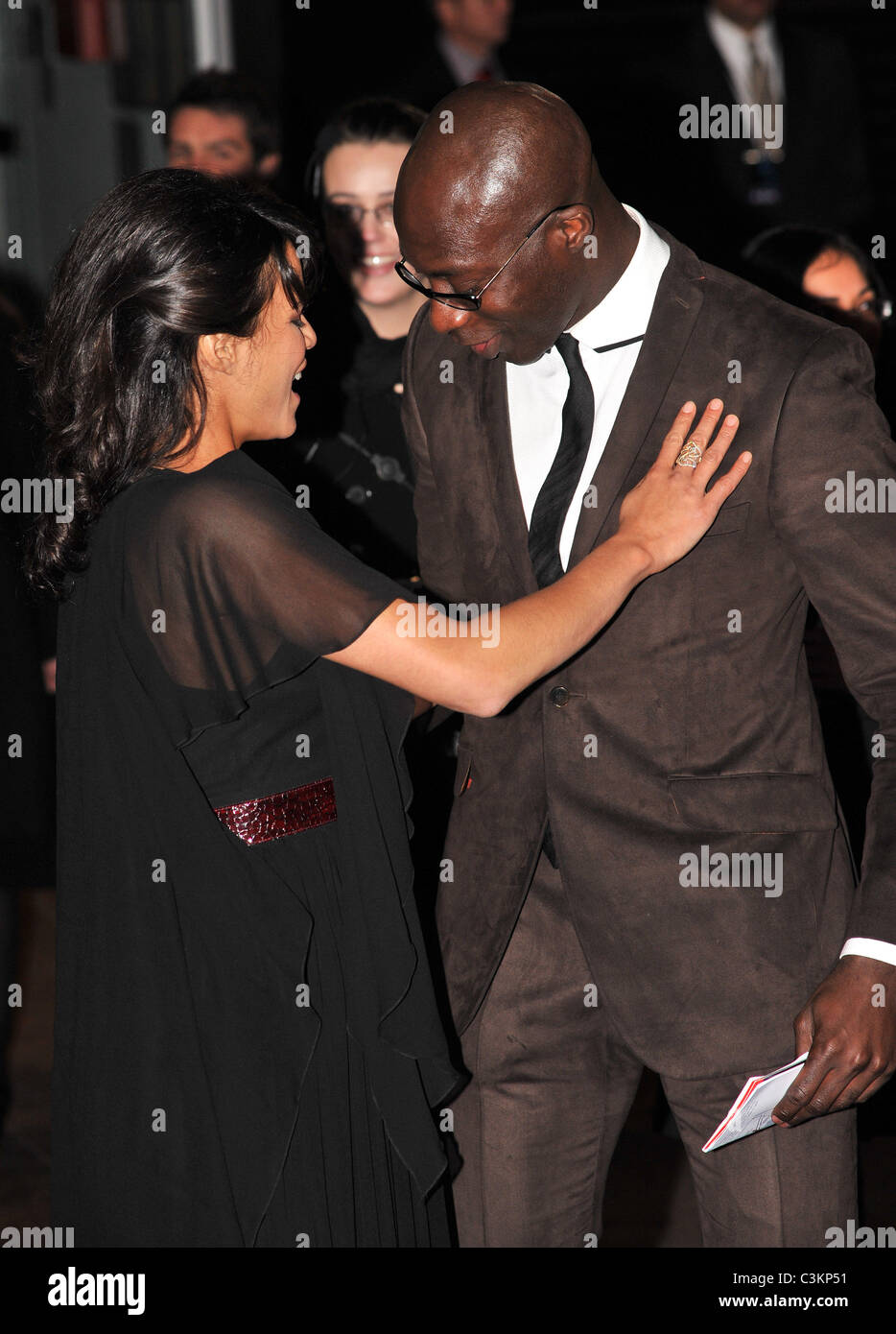 Michelle Rodriguez et Oswald Boateng Avatar - UK film premiere tenue à ...