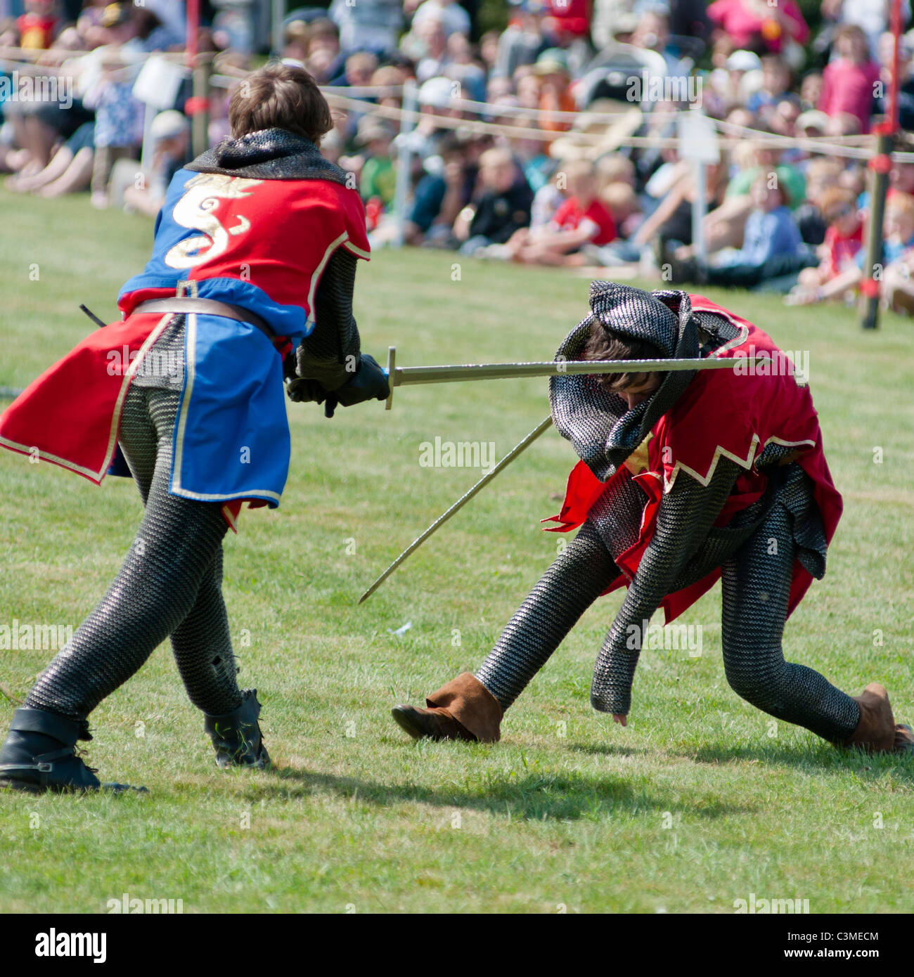 Deux chevaliers se battre dans un tournoi de joutes à Blenheim Palace ...