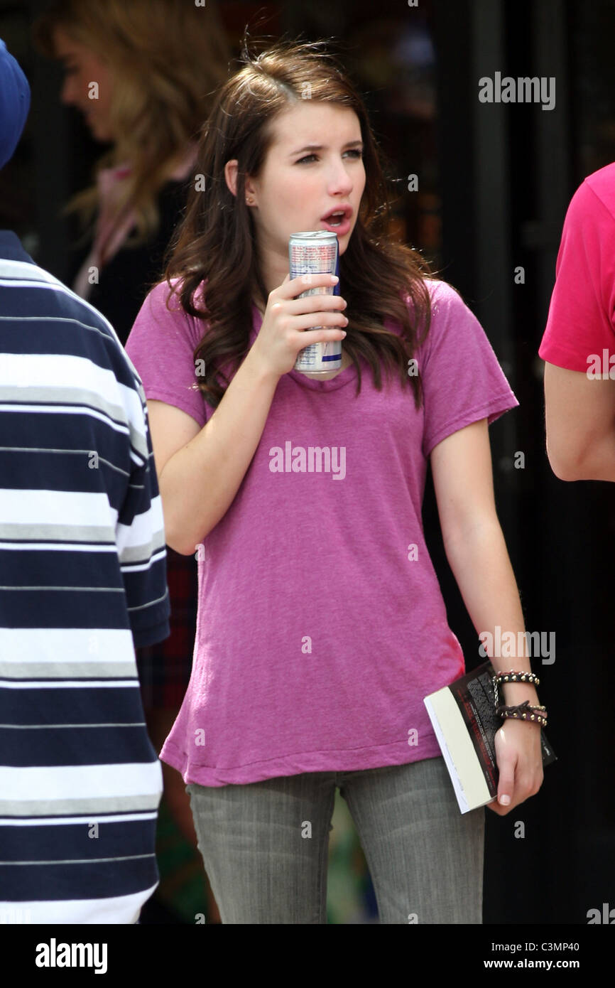 Emma Roberts de boire une canette de Red Bull sur le tournage de son ...