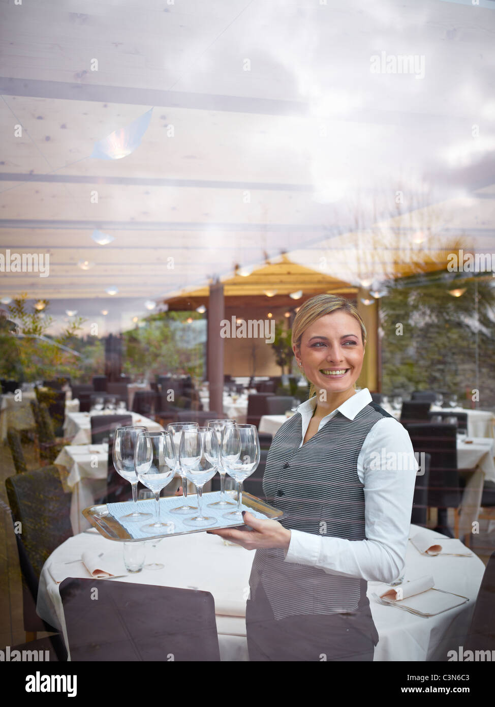 Serveuse de bar Banque de photographies et d’images à haute résolution ...