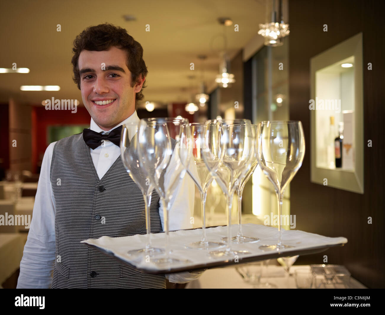 Restaurant waiter Banque de photographies et d’images à haute ...