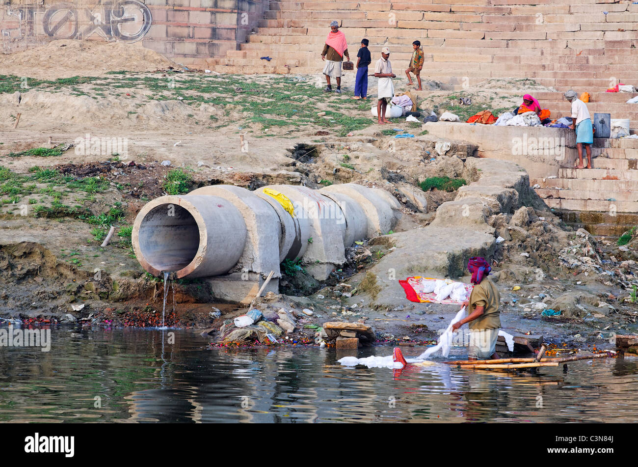 Inde - Varanasi - Gange - blanchisseur et tuyau d'égout Photo Stock - Alamy