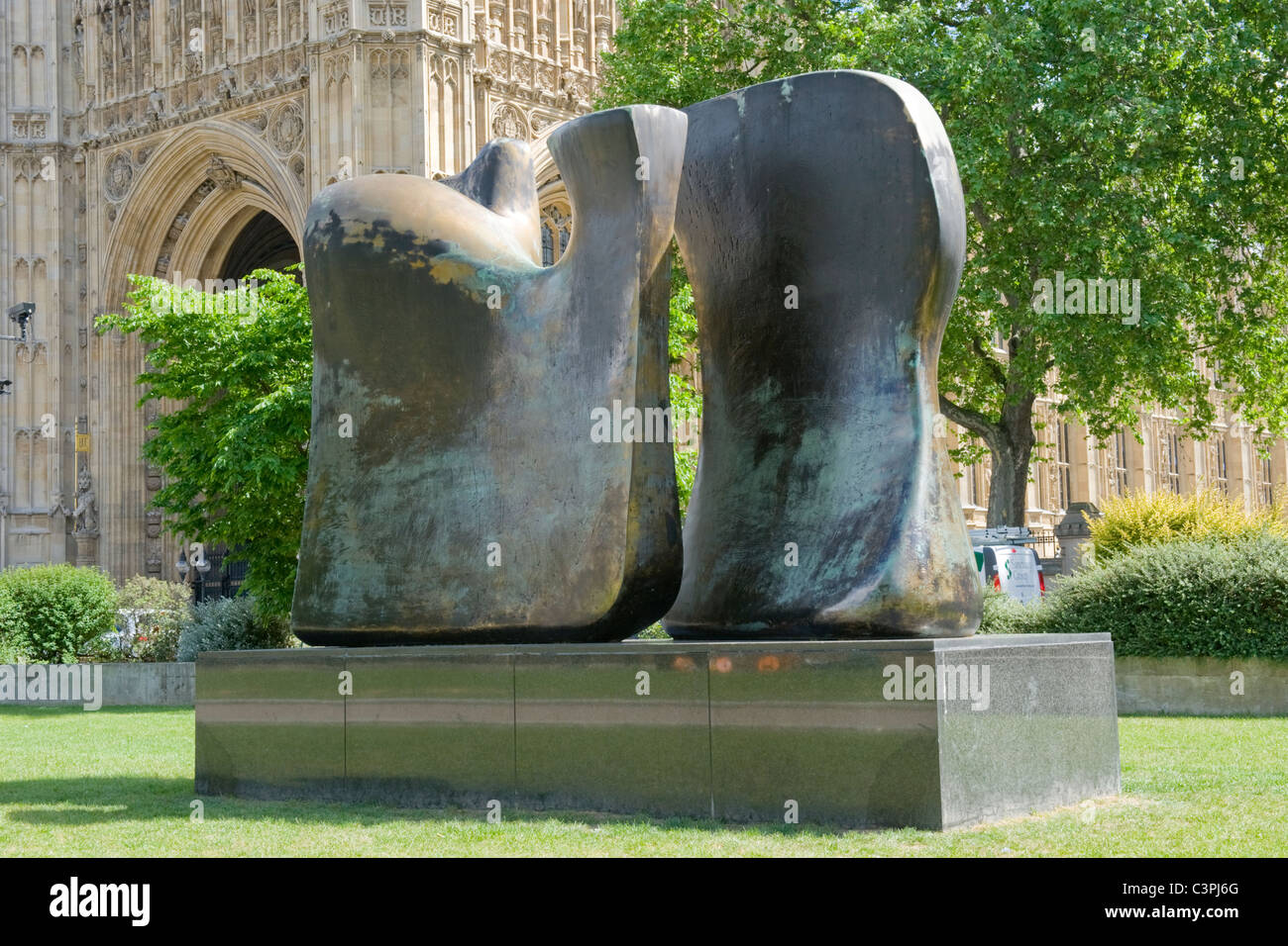 Henry moore avec une de ses sculptures Banque de photographies et d ...