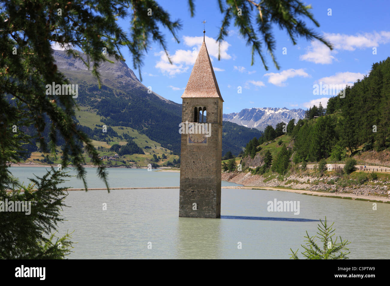 L'Italie, Tyrol, Lago di Resia, Vue du lac de barrage dans l'église ...