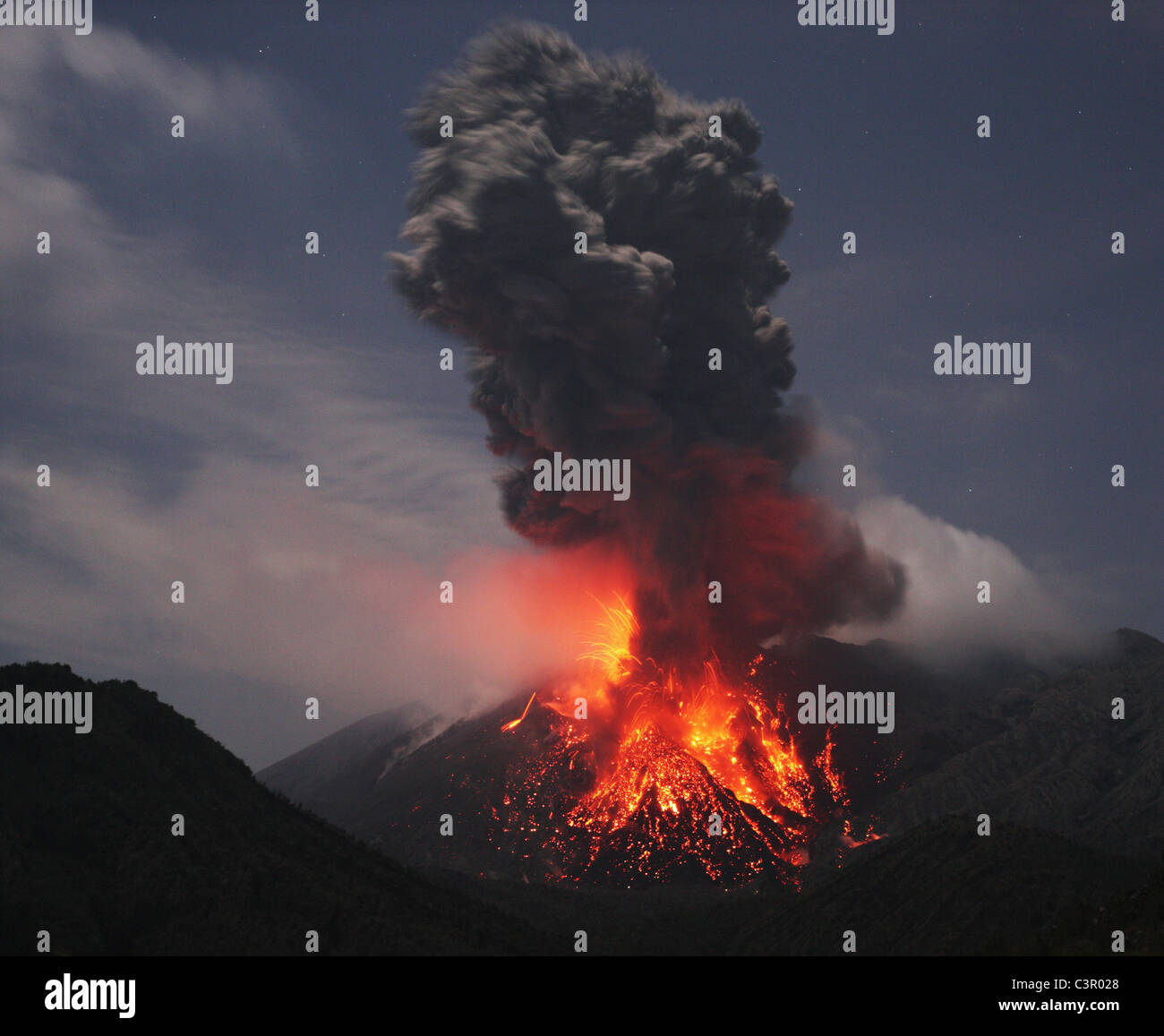 Sakurajima volcano erupting Banque de photographies et d’images à haute ...