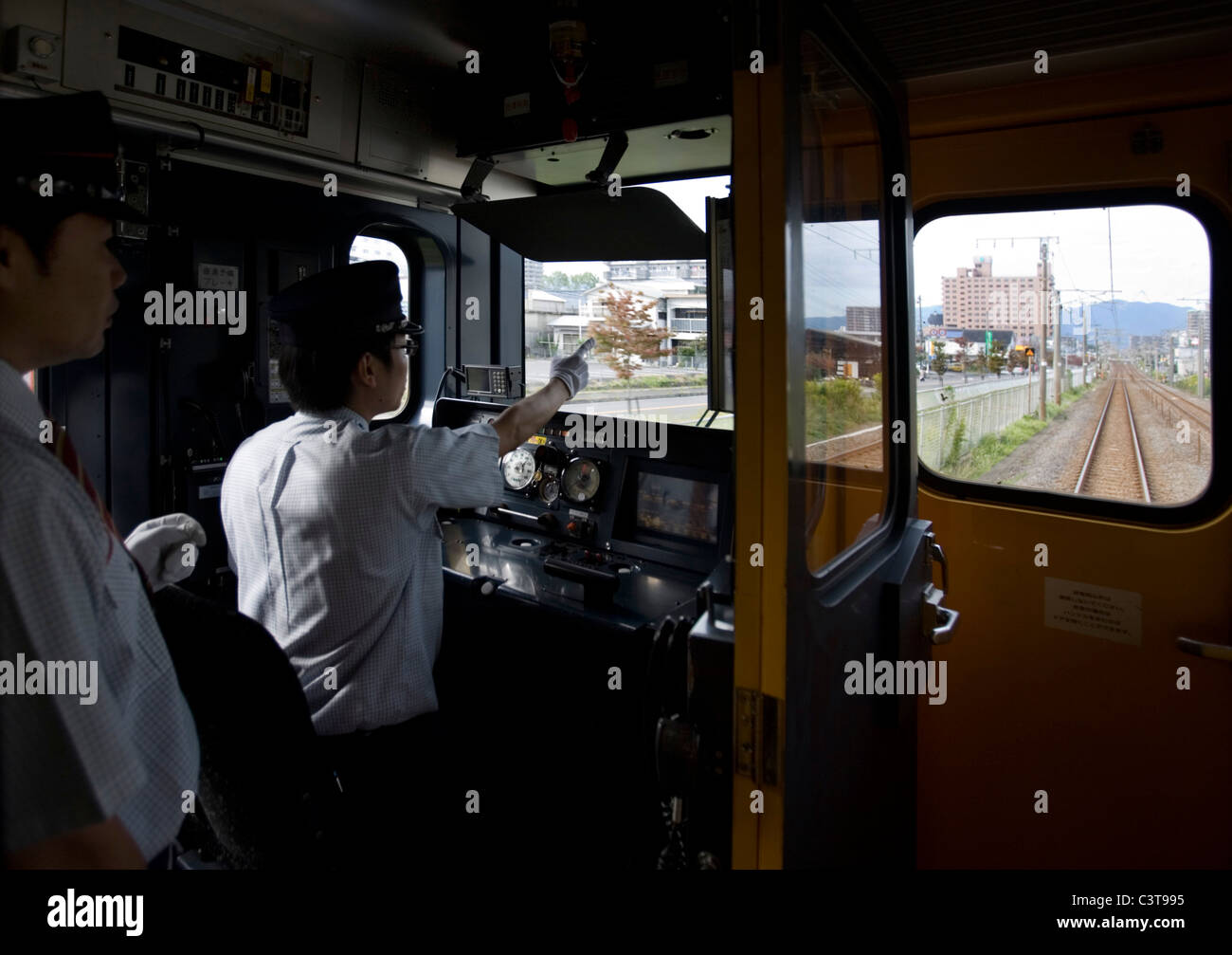 Les jeunes conducteurs de train japonais faisant une lumière verte ...