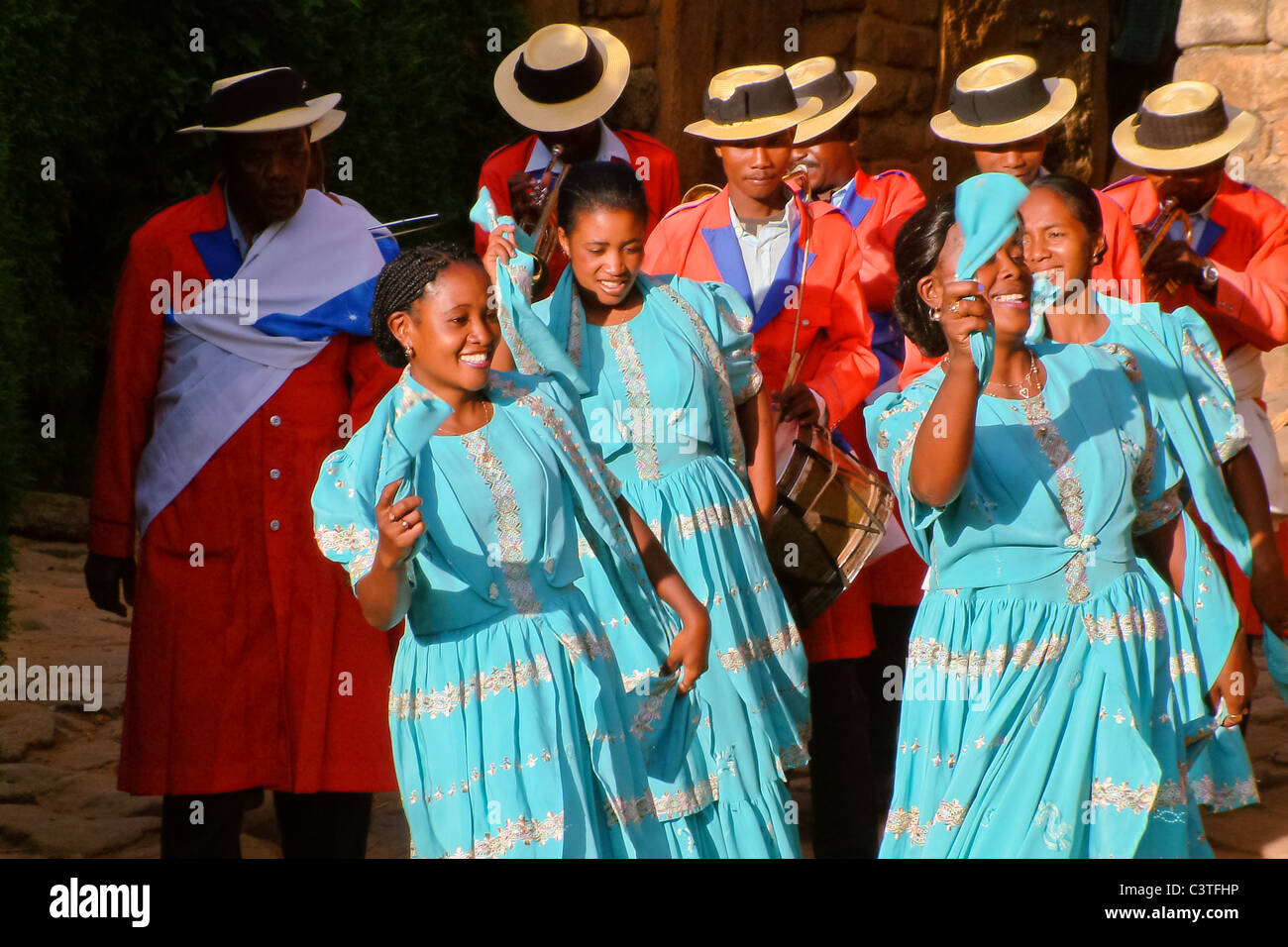 Troupe de hira gasy, musique traditionnelle de la région des Highlands ...