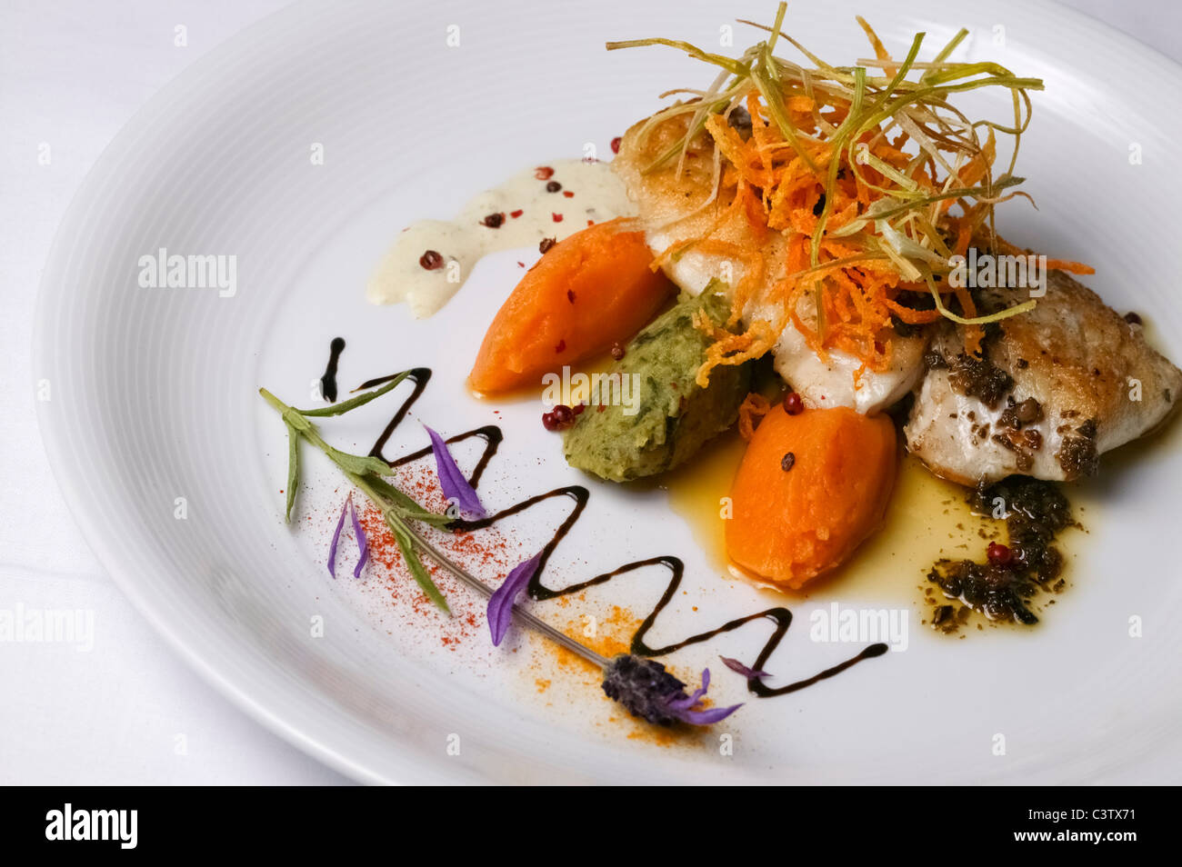 Plat de poisson gastronomique nouvelle cuisine Photo Stock - Alamy