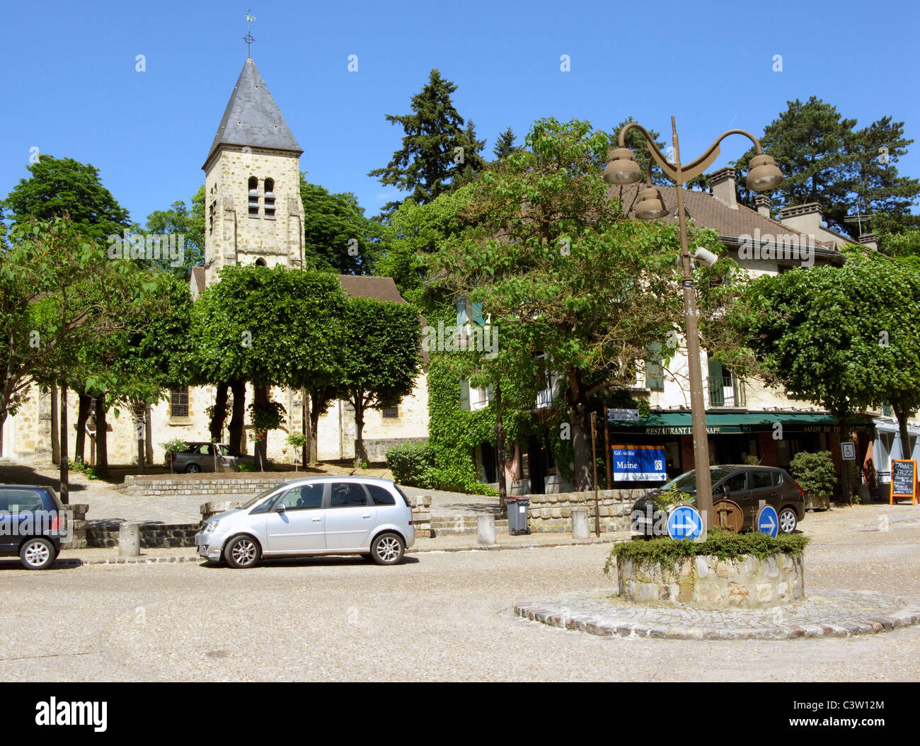L'église de Saint-Rémi à Gif sur Yvette près de Paris, en France Photo ...