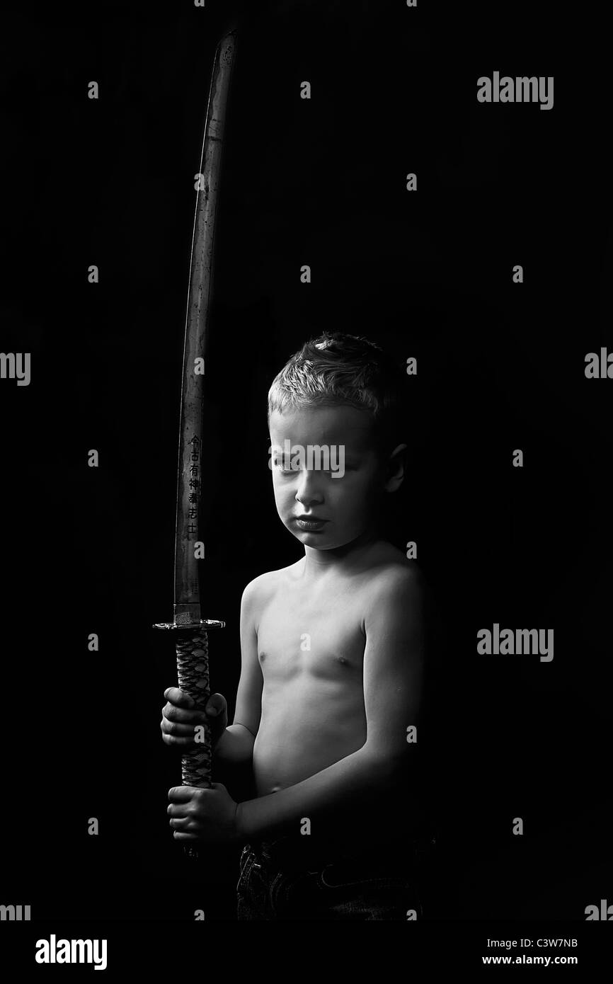 Jeune garçon avec épée samouraï Photo Stock - Alamy
