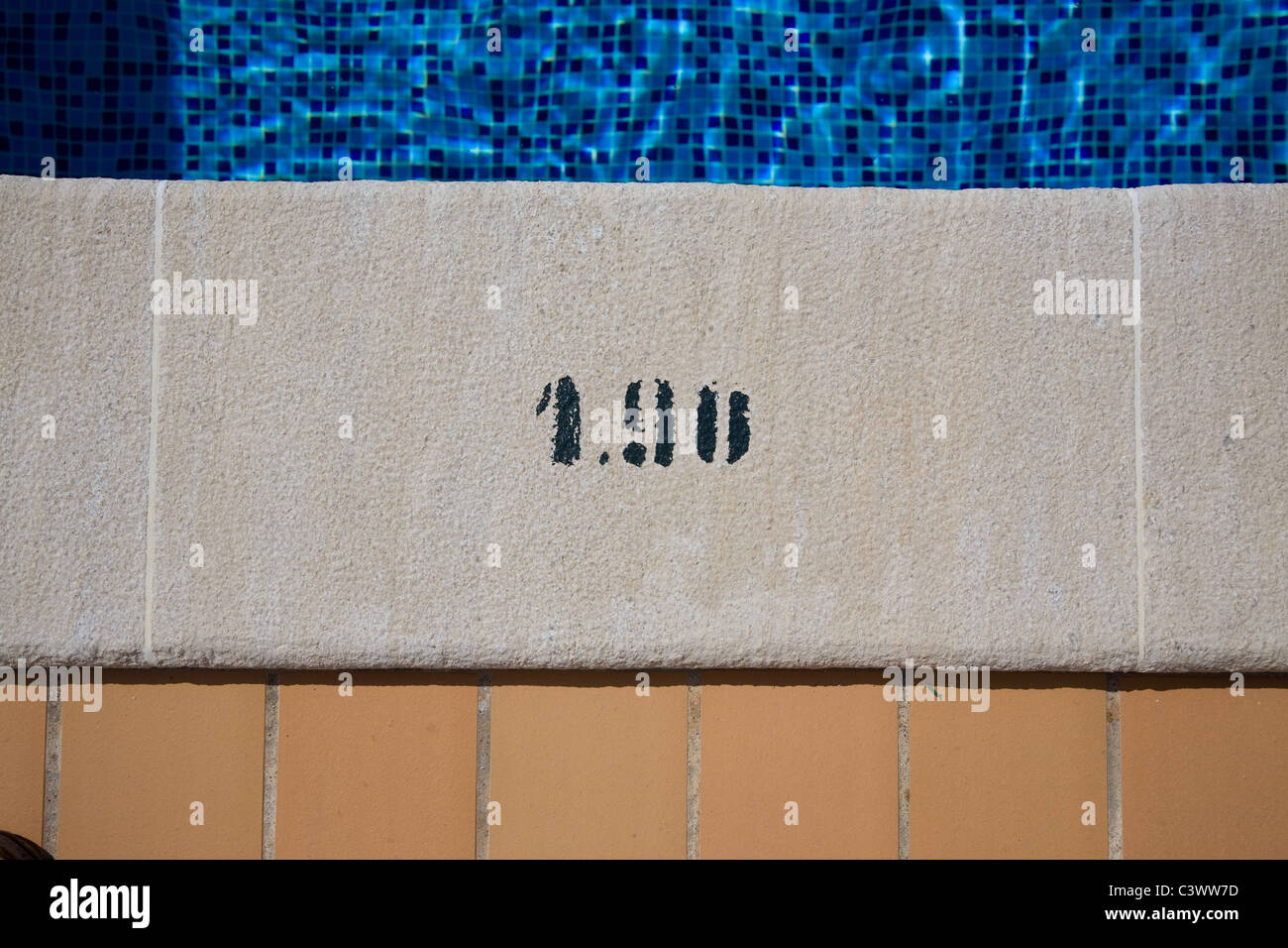 Signe de profondeur de la piscine Banque de photographies et d’images à ...