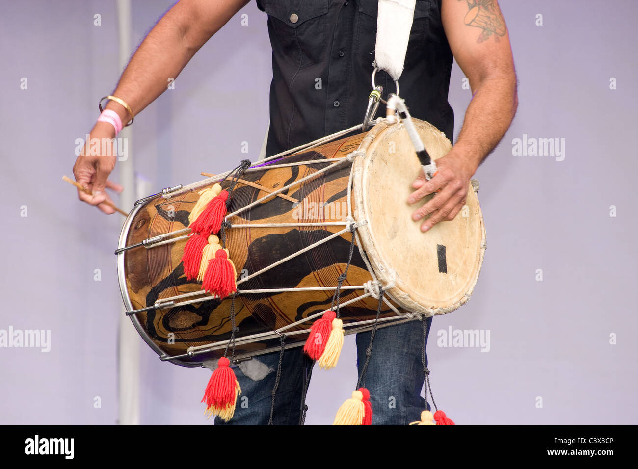 Bhangra Sikh batteur de tambour tambour traditionnel Photo Stock - Alamy