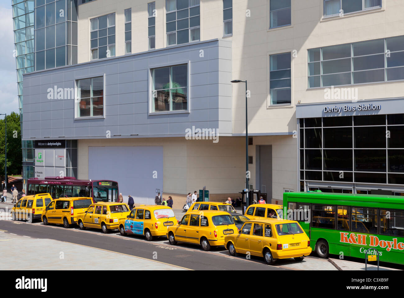 Station de bus derby taxis jaunes Banque de photographies et d’images à ...