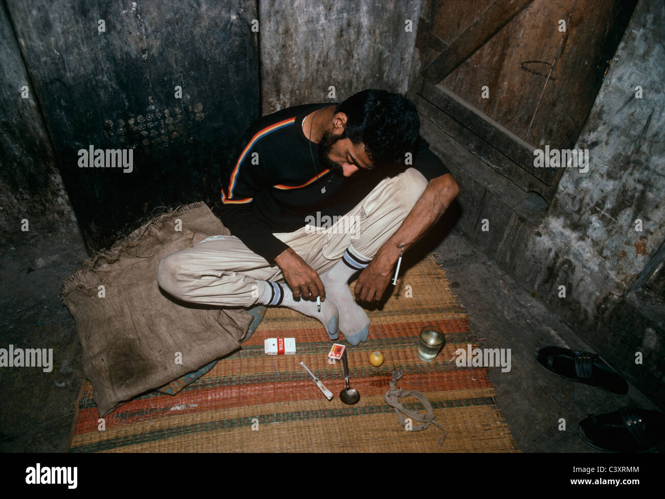 Toxicomane indiens passés avec aiguille encore dans ses bras après ...