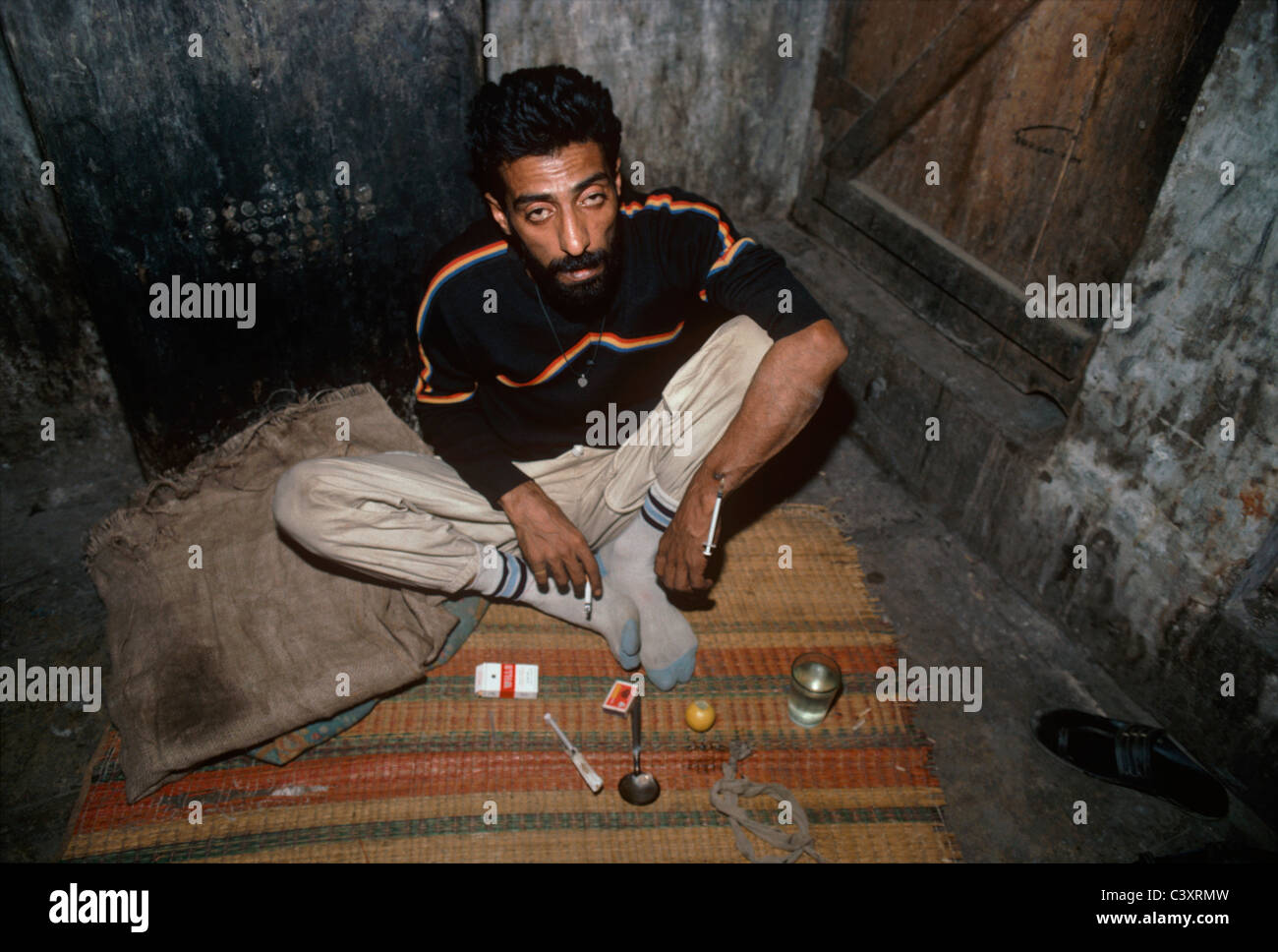 Indian toxicomane après injection d'obtenir des lui-même avec l'héroïne ...