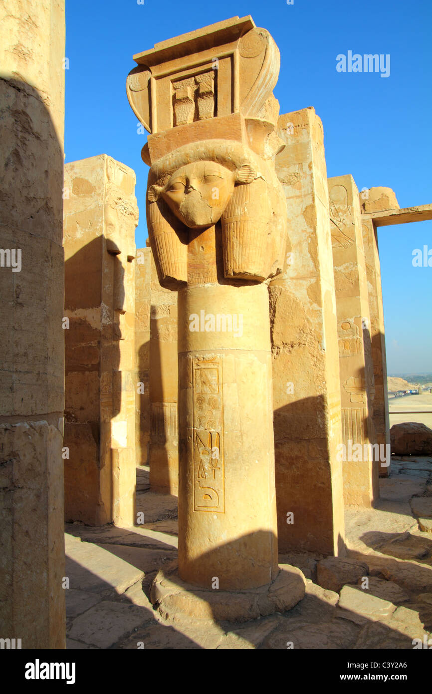 La sculpture antique dans le temple d'Hatchepsout à Louxor en Égypte ...