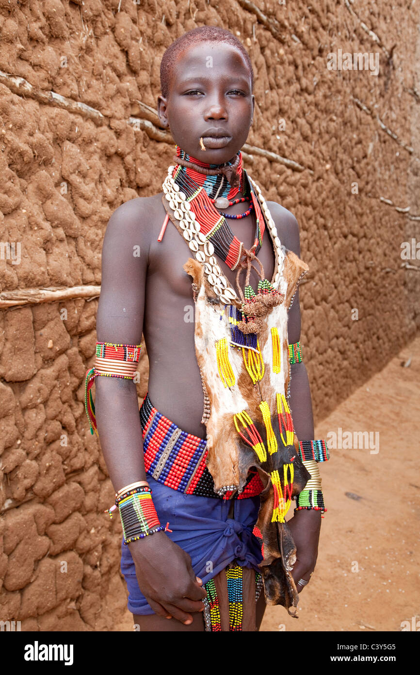Portrait d'une jeune femme Hamer à Turmi, Éthiopie, Afrique. Fille ...