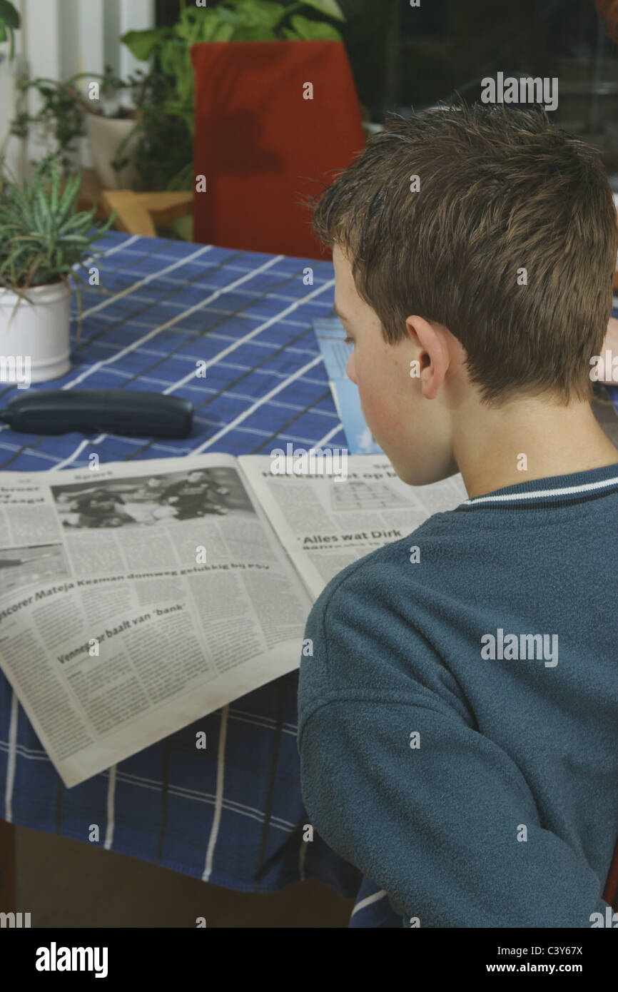 Teenage boy newspaper Banque de photographies et d’images à haute ...