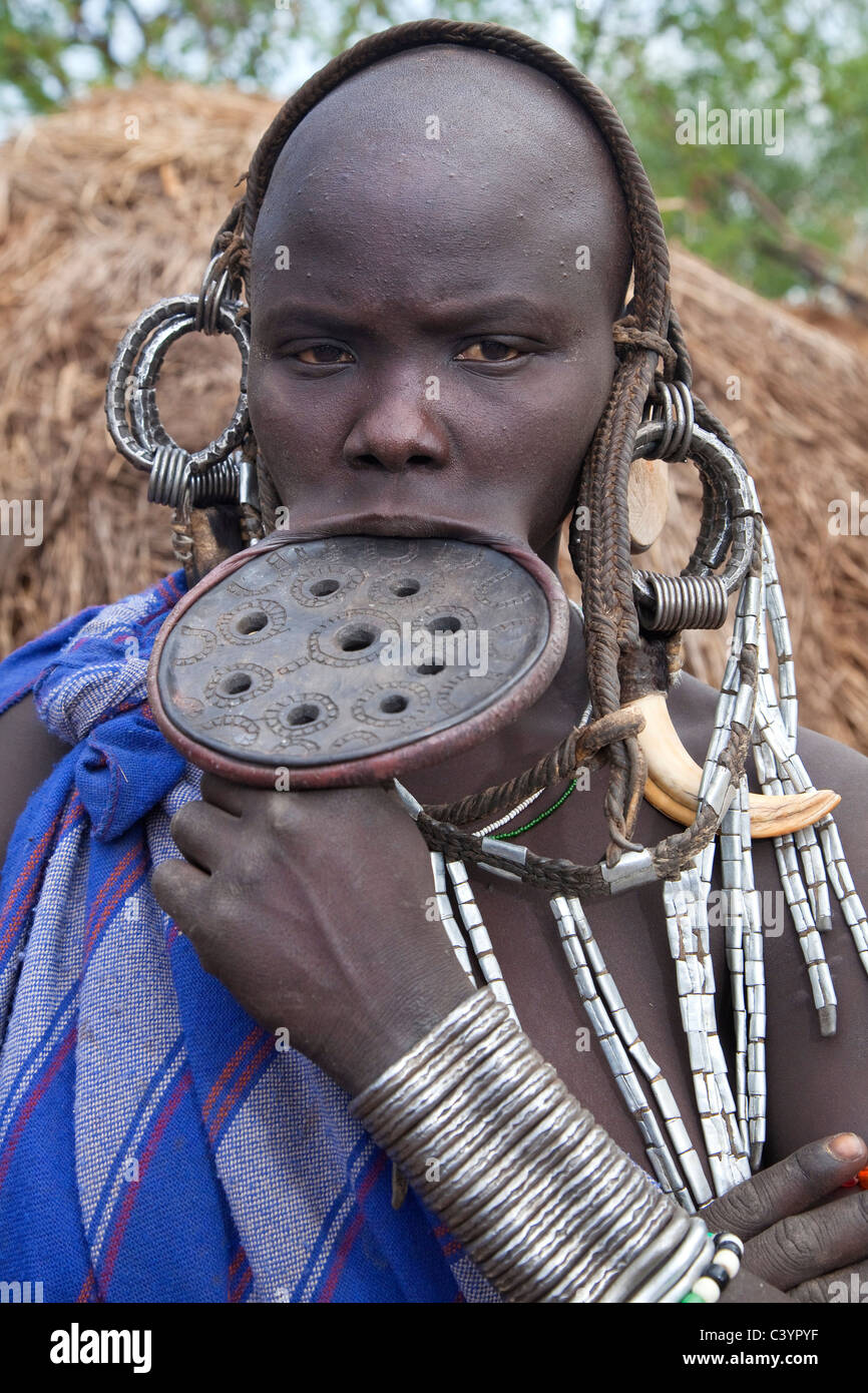 Femme Mursi, les populations tribales dans Shambel, Mago Parc National ...