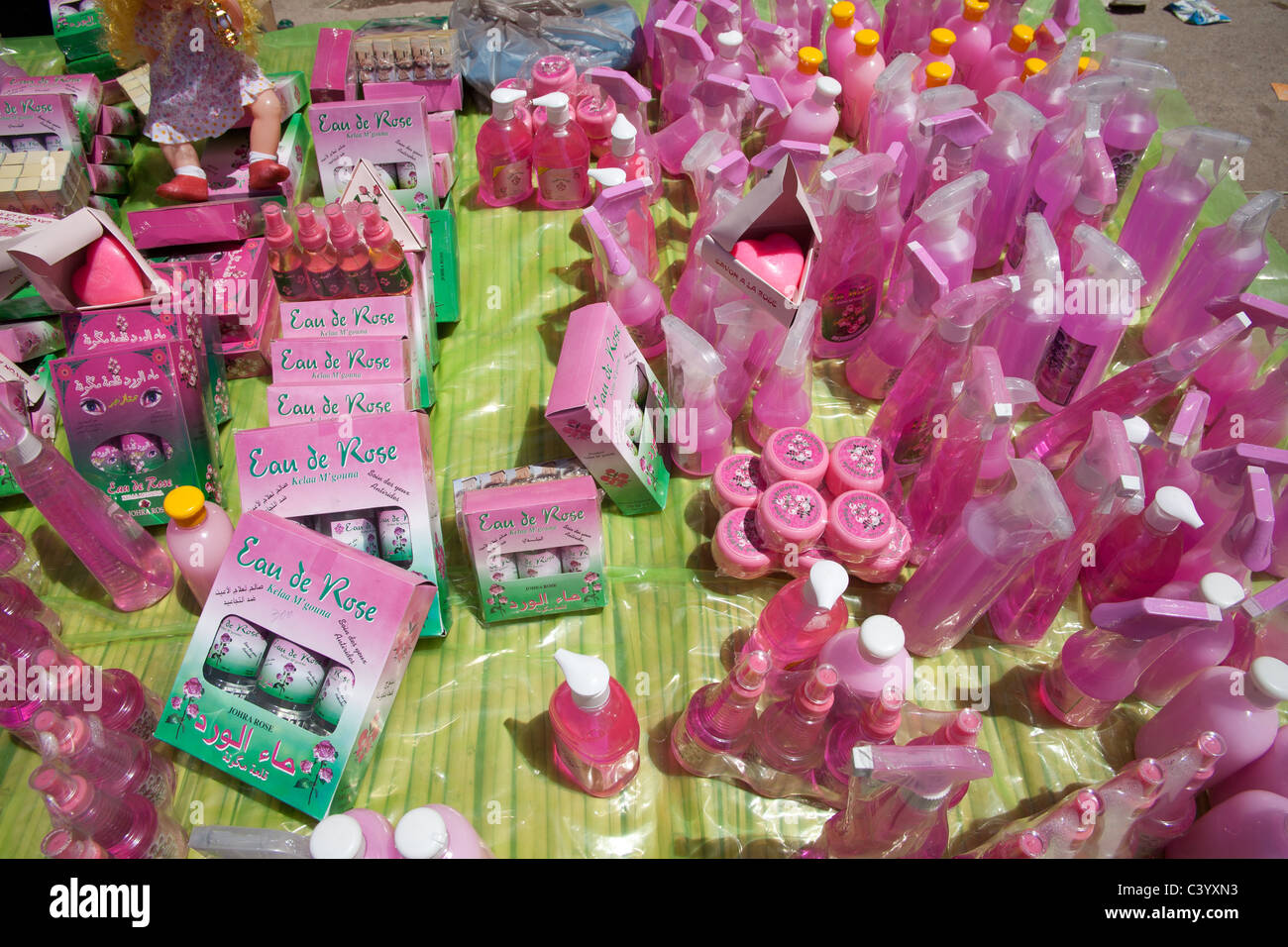 Rose produits durant le festival rose à El Kelaa M'Gouna, Maroc Photo ...