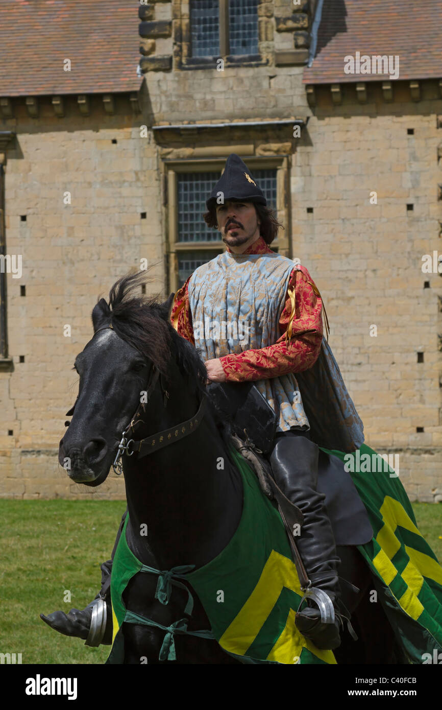 Un chevalier à cheval à un événement de reconstitution médiévale. Bien ...