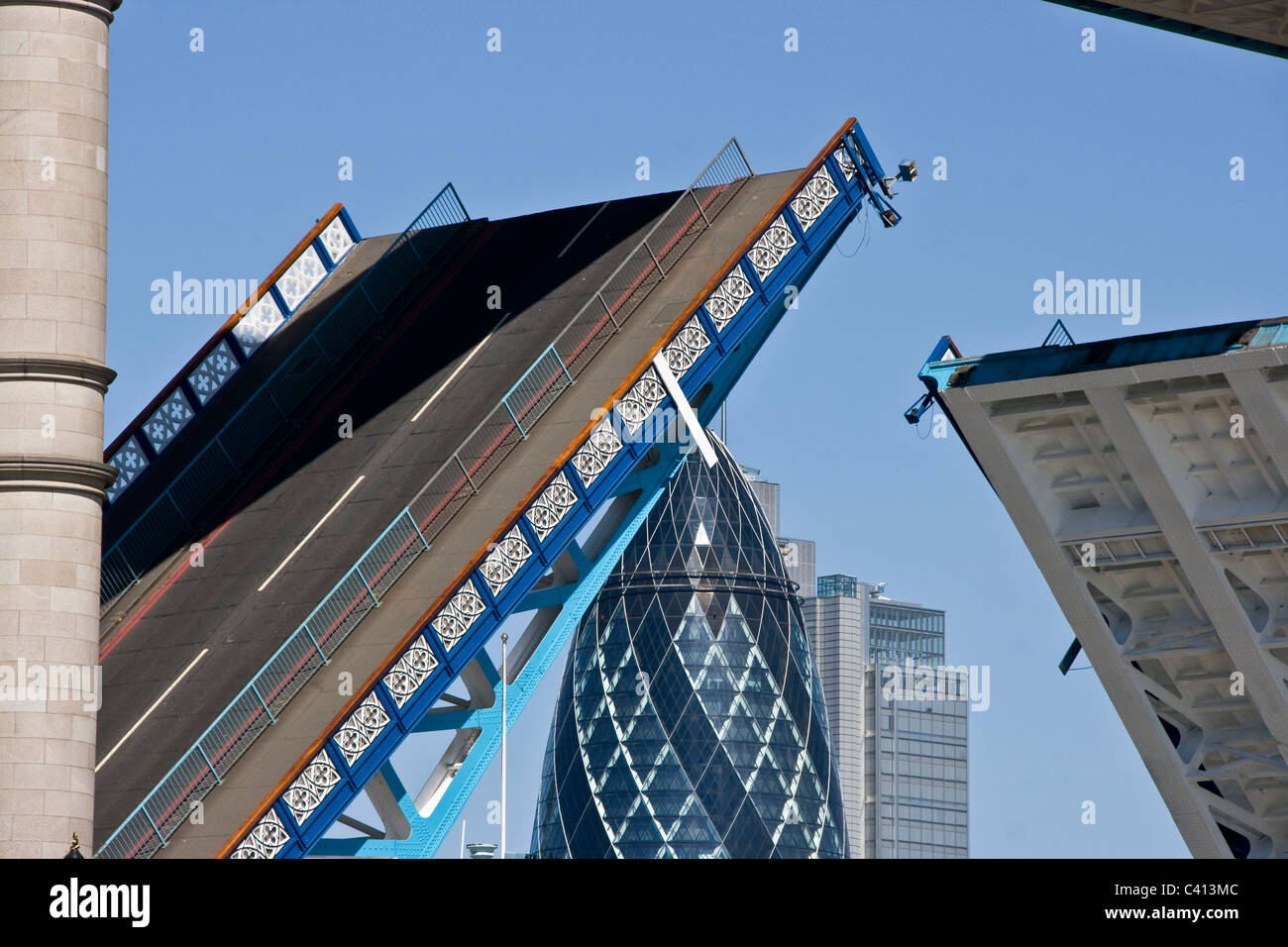 Tower bridge ouvert Banque de photographies et d’images à haute ...