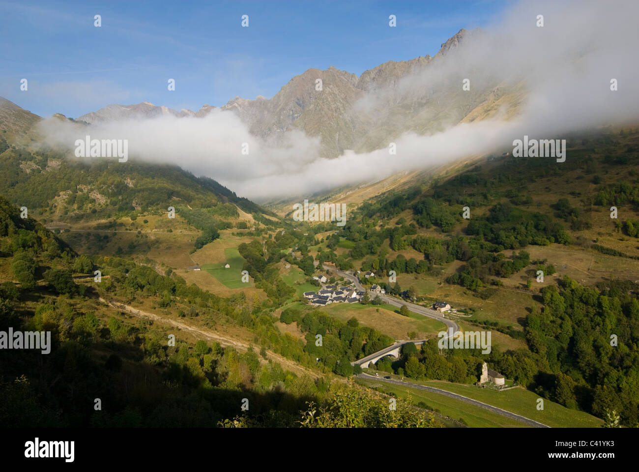 Petit village de montagne dans la vallée d'Aure, Pyrénées françaises ...