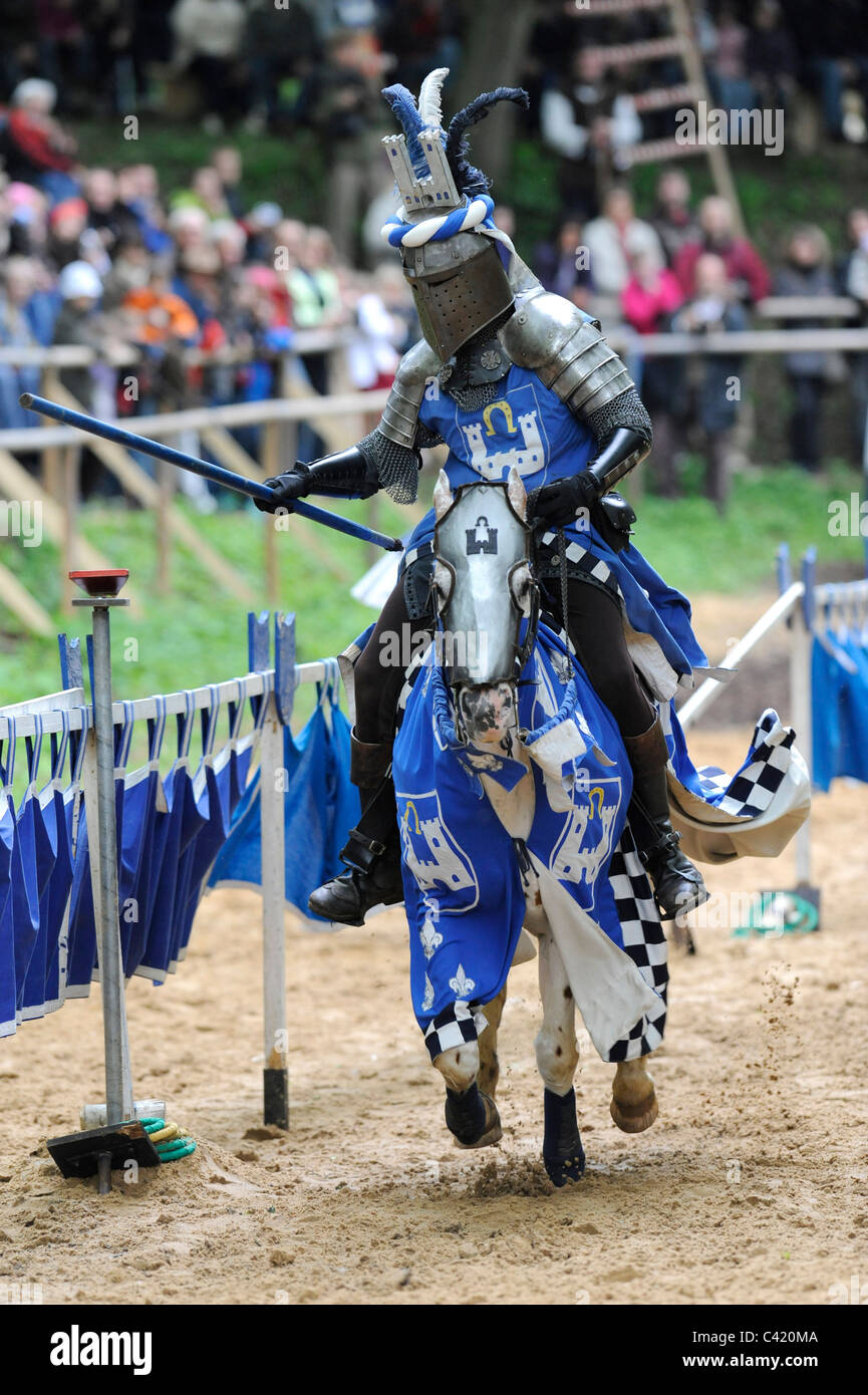 Interprète de la fête médiévale, vêtus de costumes historiques de ...
