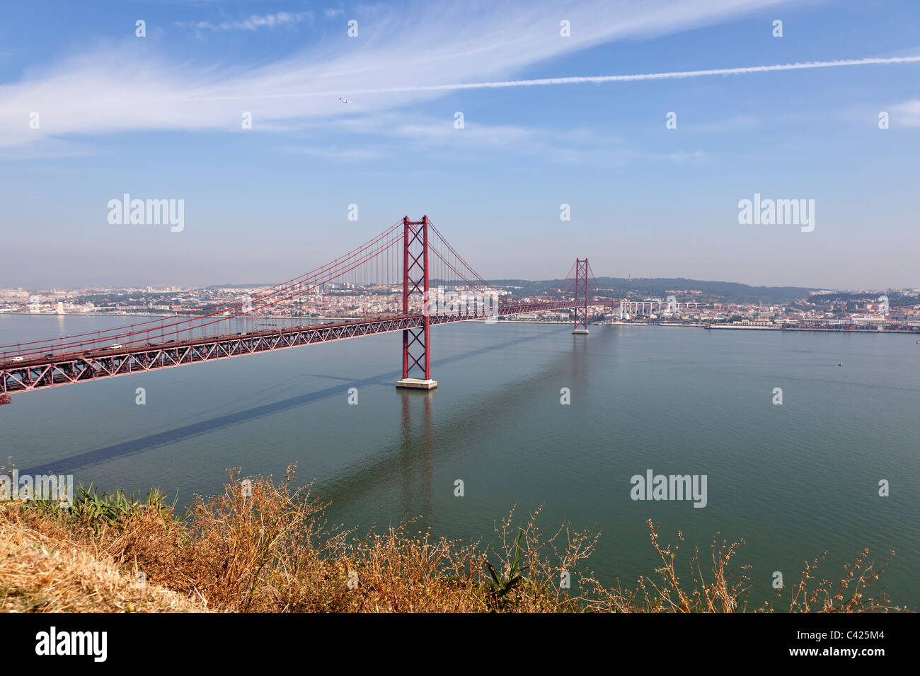 The 25 de abril suspension bridge Banque de photographies et d’images à ...