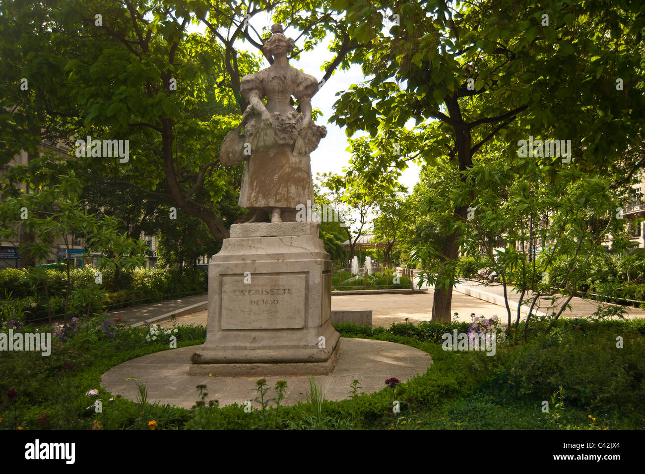 PARIS, FRANCE - 08 MAI 2011 : statue de la Grisette dans les jardins ...