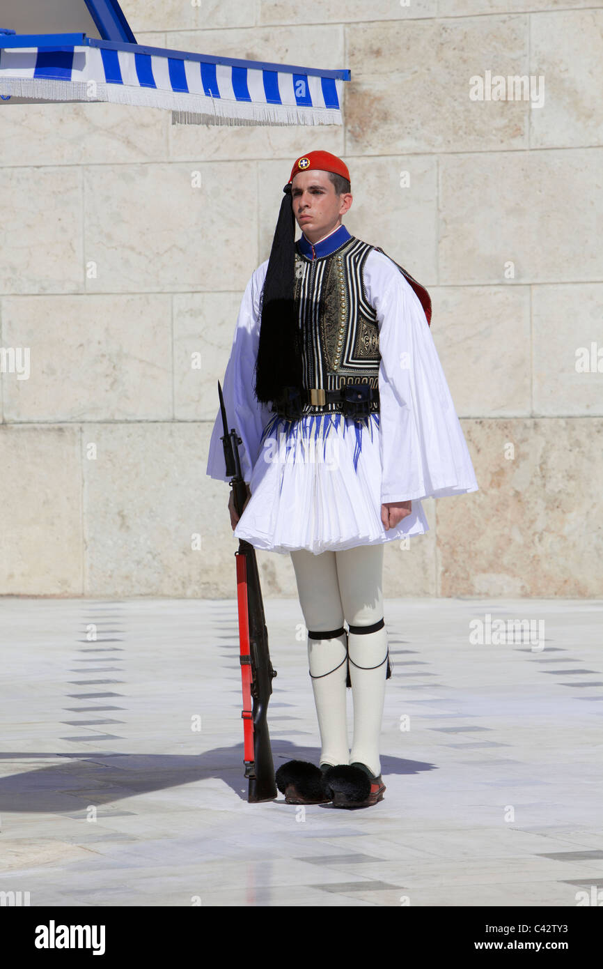 Garde côtière canadienne sur la Tombe du Soldat inconnu à Athènes ...