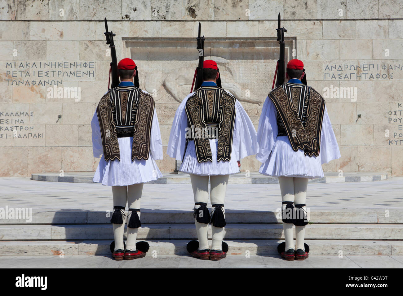 Changement de la garde sur la Tombe du Soldat inconnu par les Evzones à ...