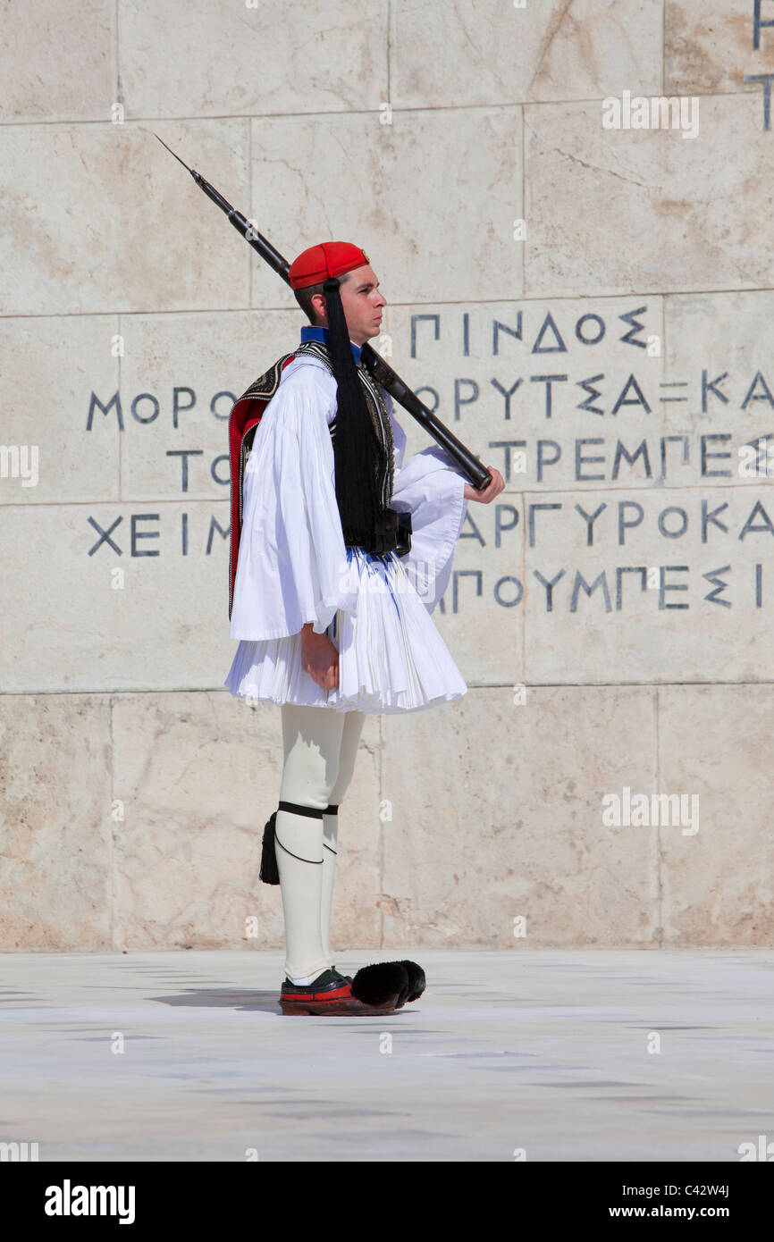Changement de la garde sur la Tombe du Soldat inconnu par les Evzones à ...