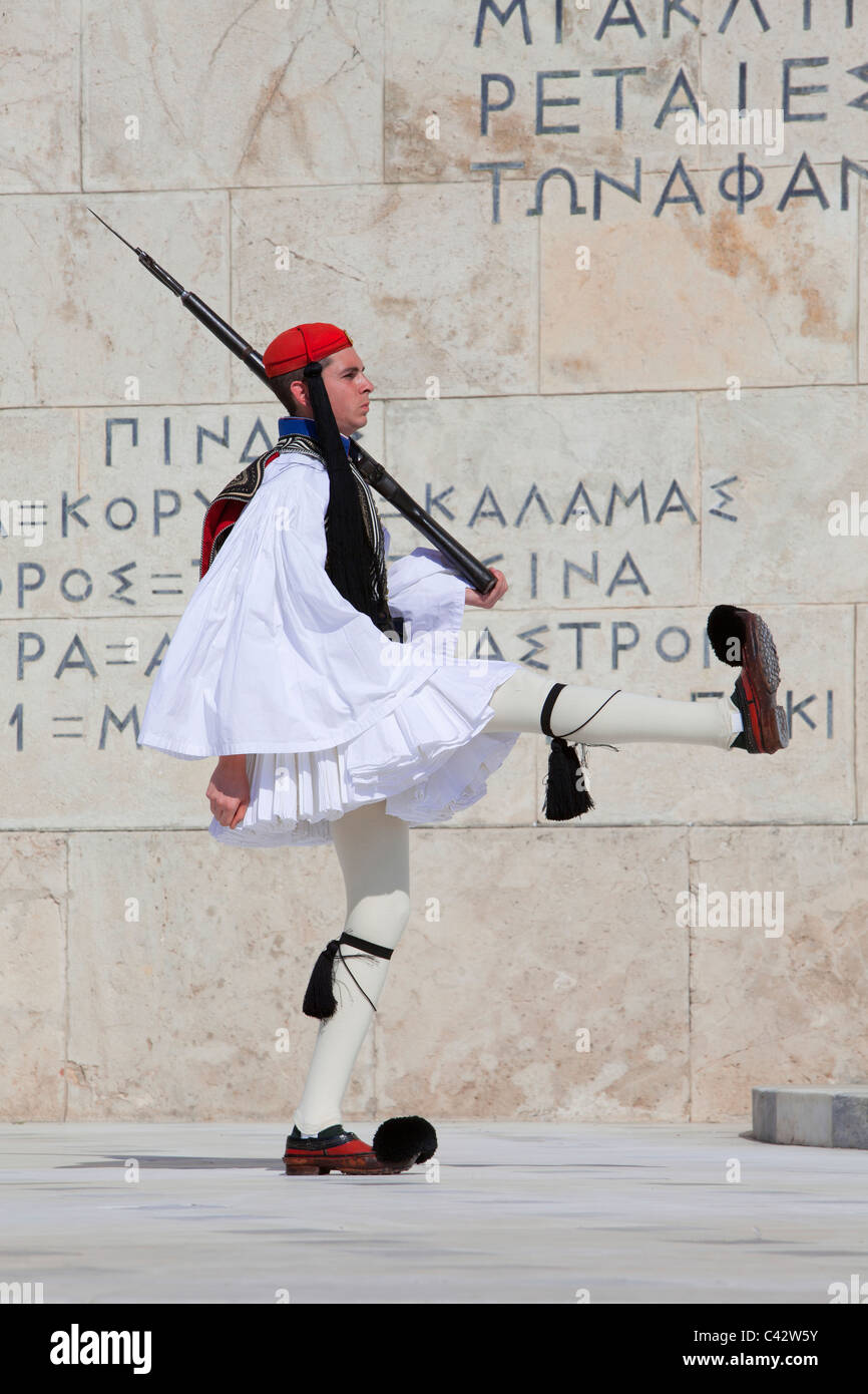 Changement de la garde sur la Tombe du Soldat inconnu par les Evzones à ...