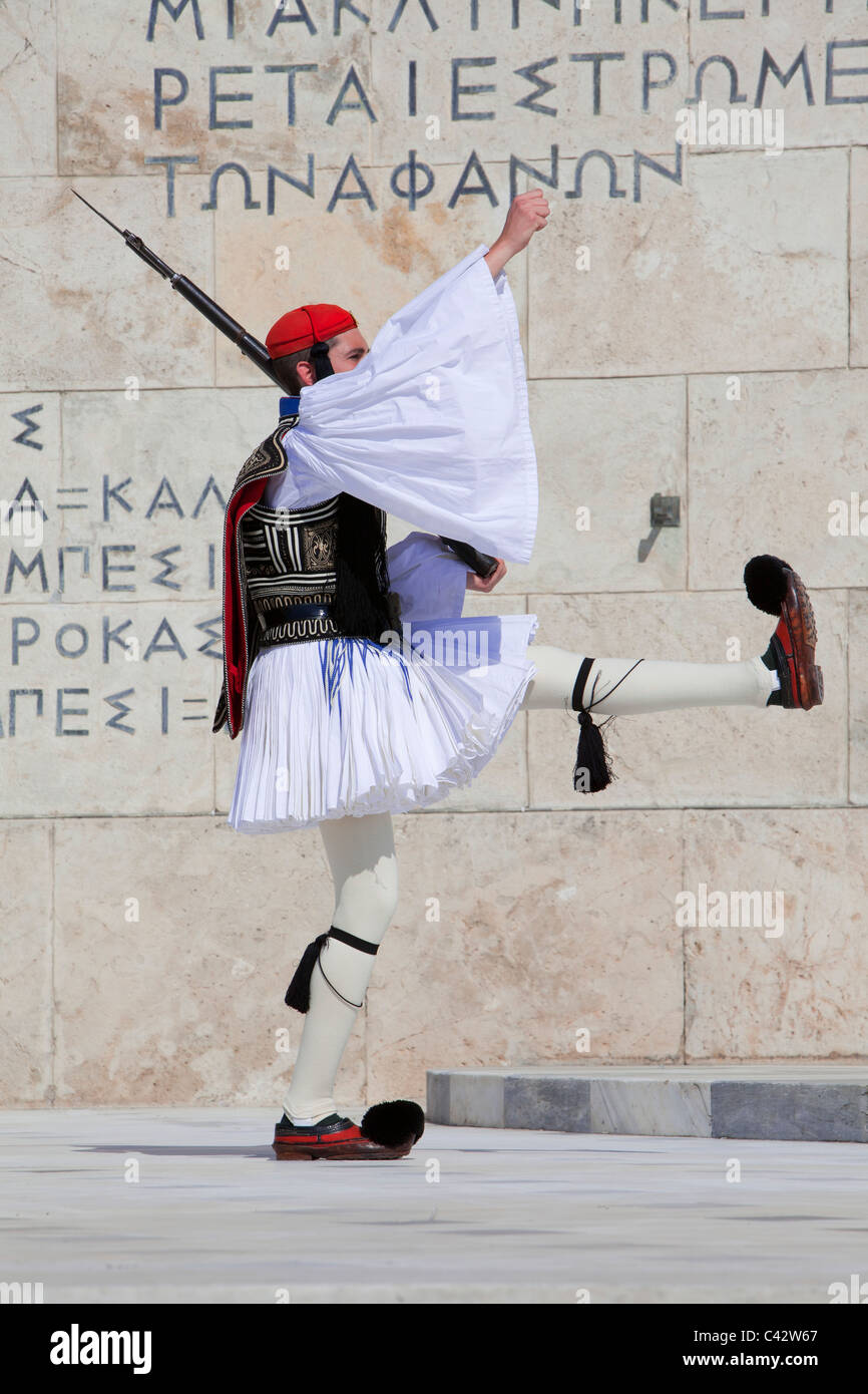 Changement de la garde sur la Tombe du Soldat inconnu par les Evzones à ...