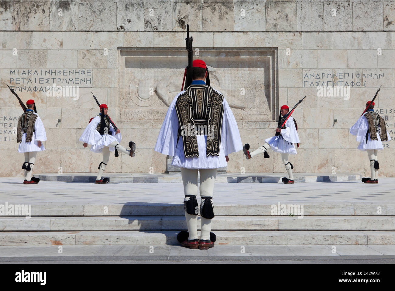 Changement de la garde sur la Tombe du Soldat inconnu par les Evzones à ...