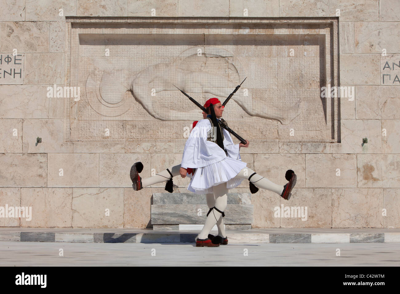 Changement de la garde sur la Tombe du Soldat inconnu par les Evzones à ...
