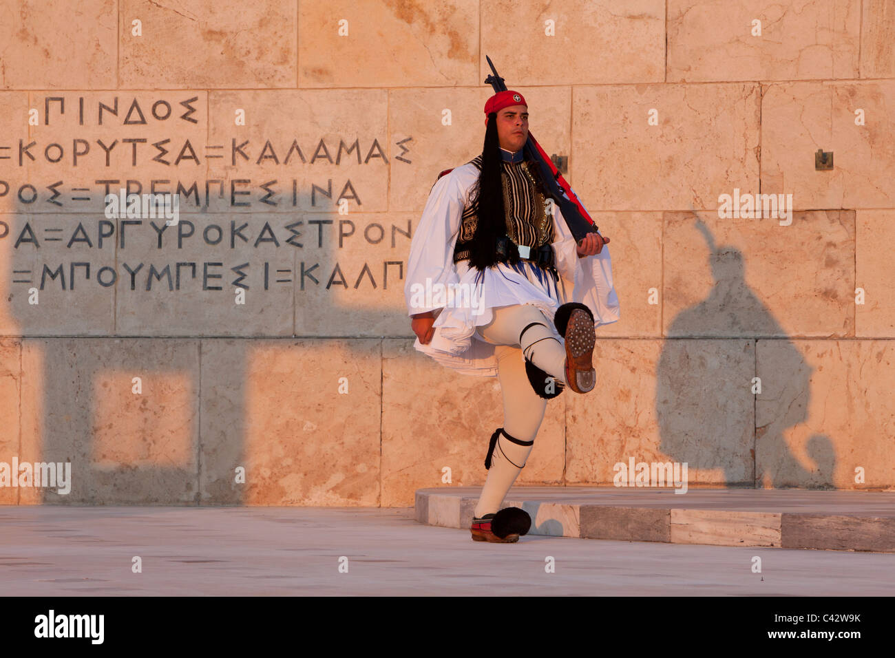 Changement de la garde sur la Tombe du Soldat inconnu par les Evzones à ...